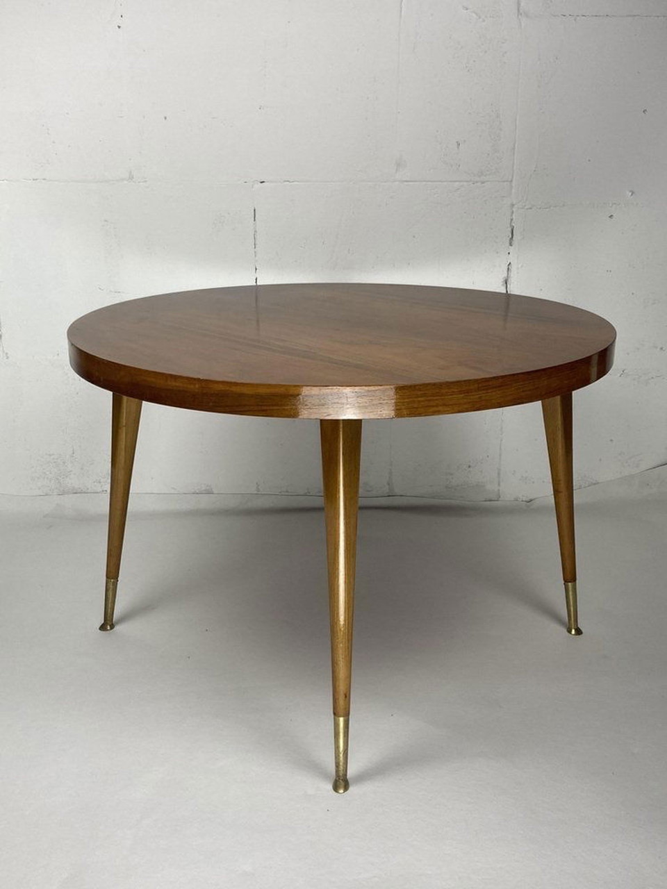 Italian Round Table With Tapered Brass Leg Ends, 1950S | €695 | Whoppah
