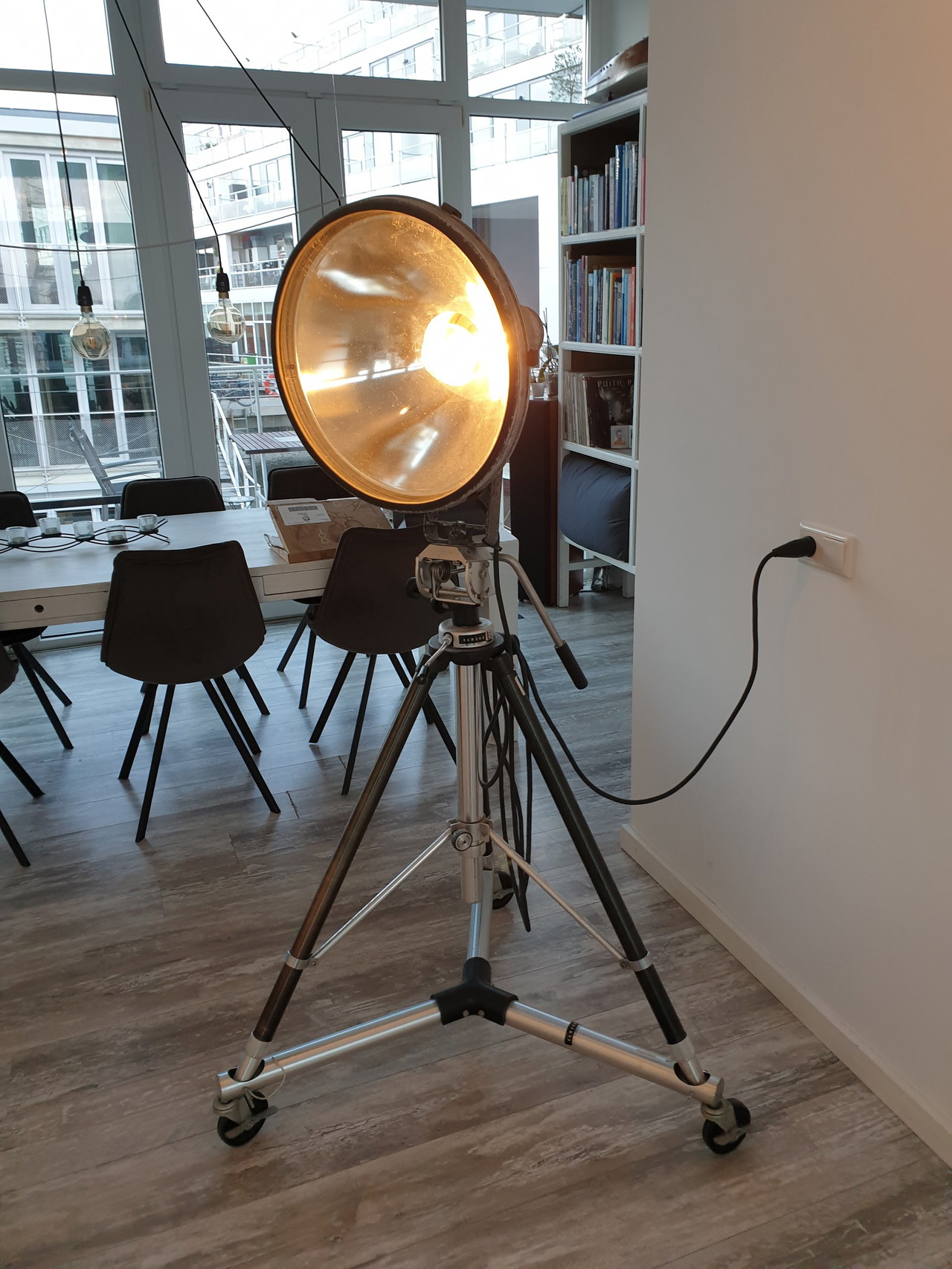 Vintage theater lamp on tripod with wheels | €400 | Whoppah