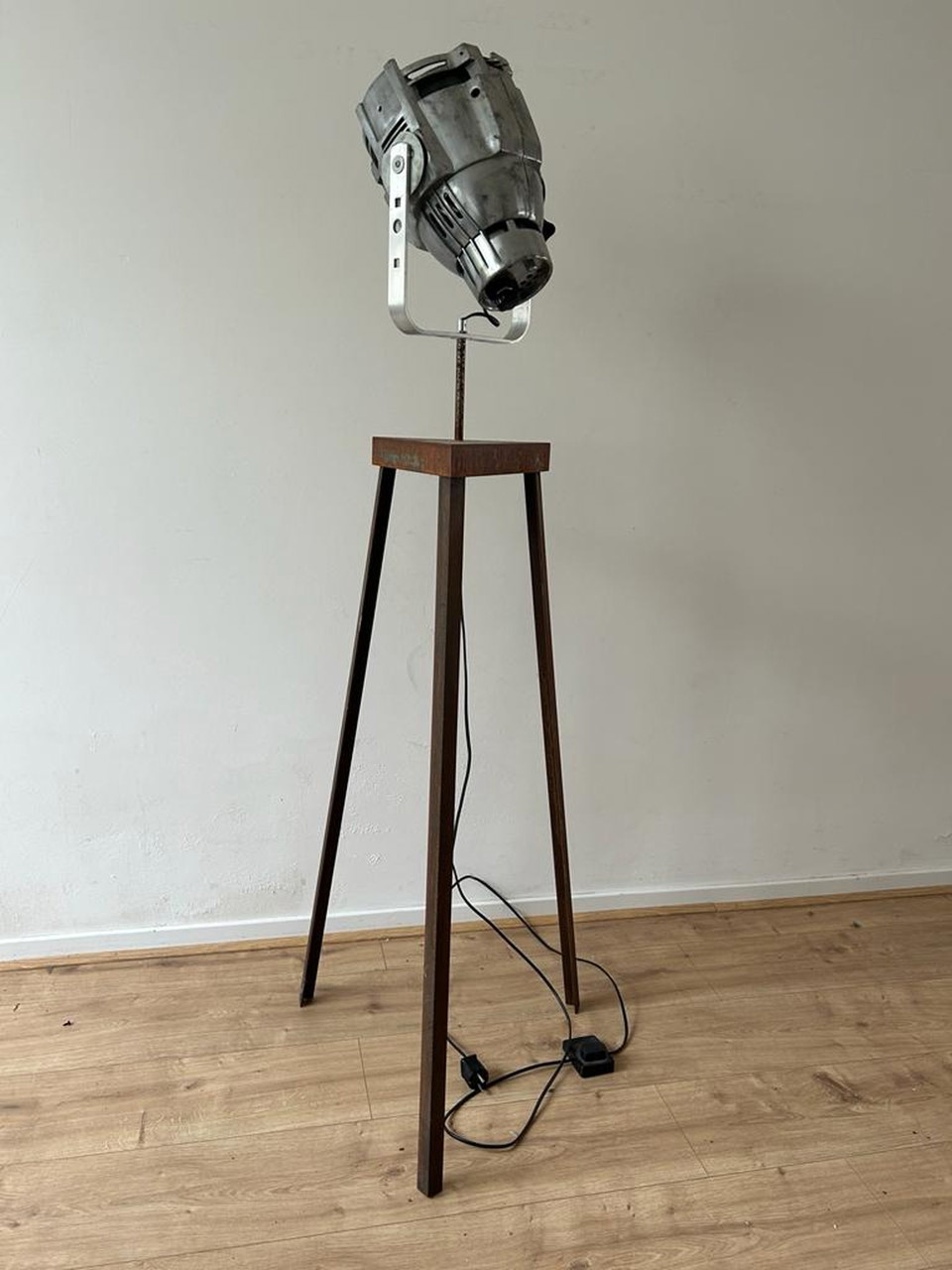 Custom made standing lamp with spotlight | €227 | Whoppah