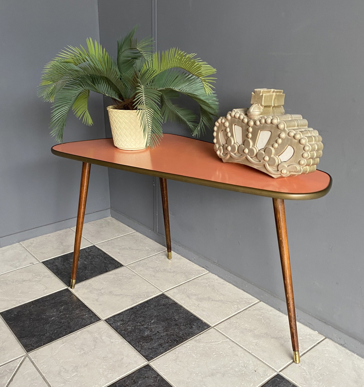 Peach Pink formica table 1960s | €250 | Whoppah