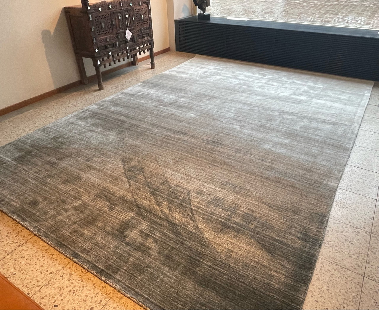 Leolux Milan Gray carpet | €1,199 | Whoppah