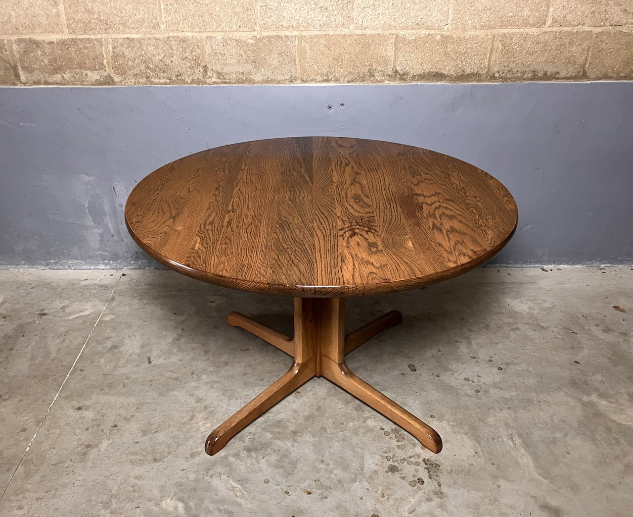 Round Vintage Table Solid Oak Seventies | €475 | Whoppah