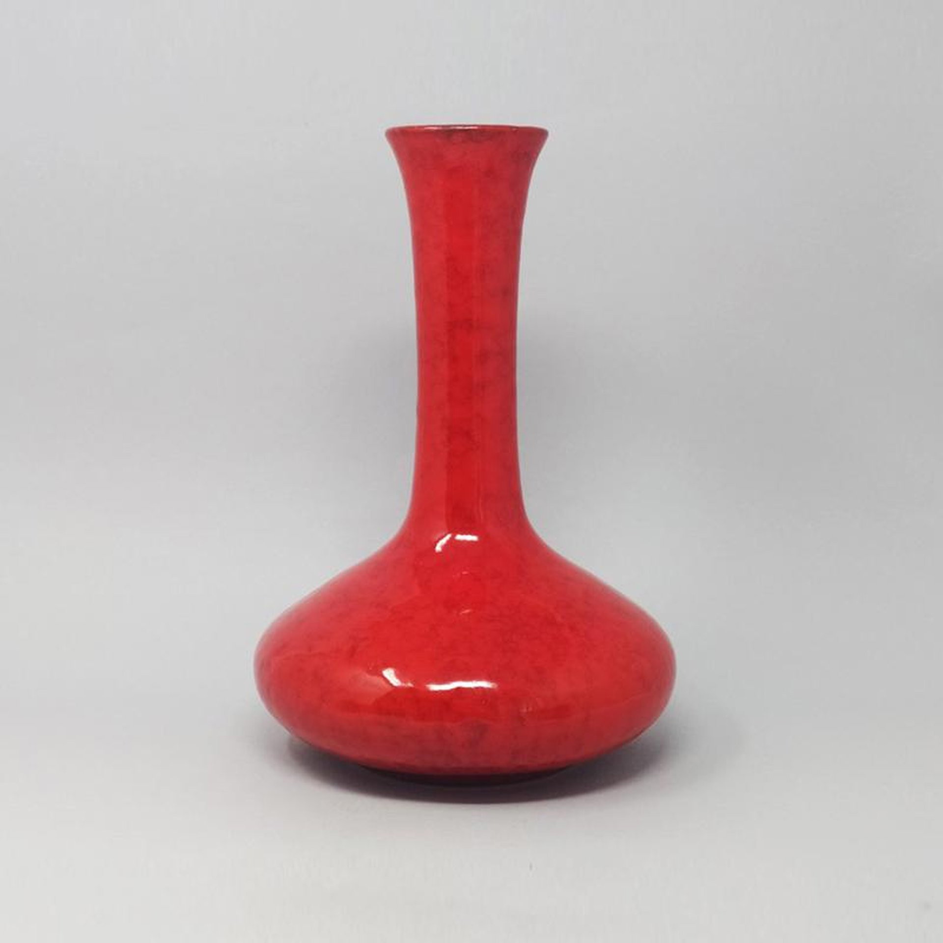 Mid Century Red Vase | € 180 | Whoppah