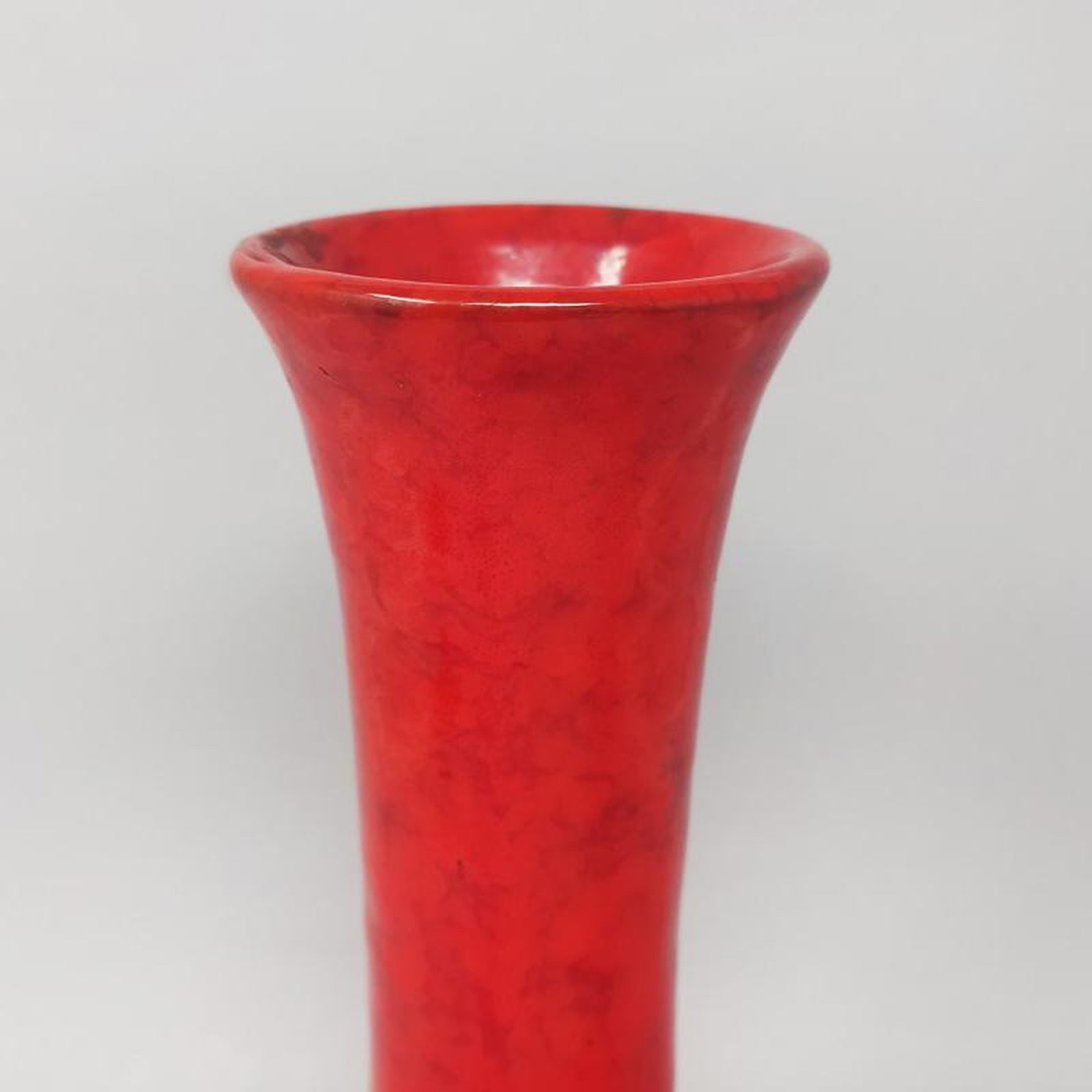 Mid Century Red Vase | € 180 | Whoppah