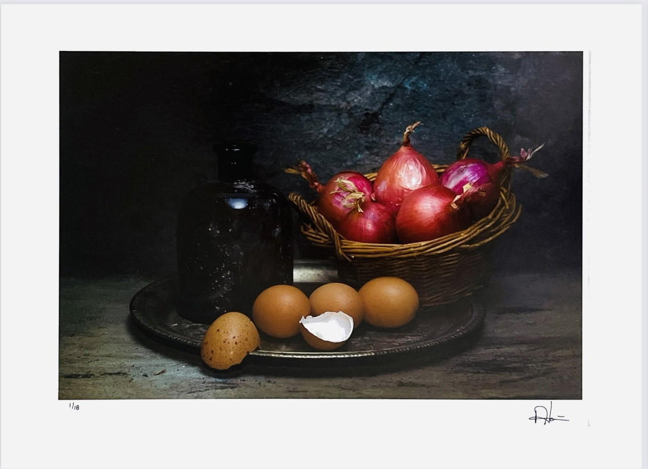 Fotografía de bodegón "Cebollas y huevos" de Mos Merab Samii | €75 ...