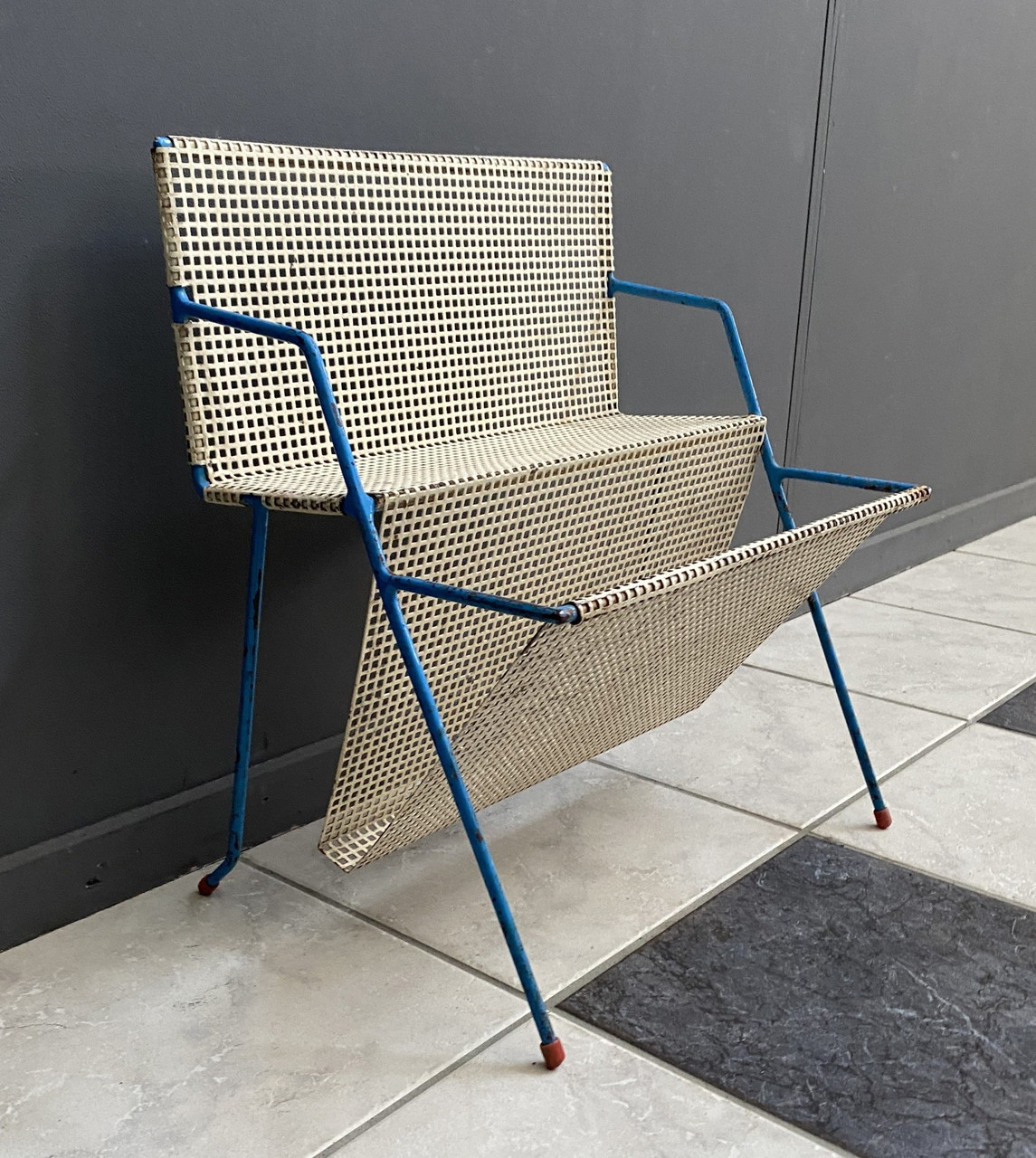 Magazine rack White and Blue tomado / Pilastro style 1960s | €145 | Whoppah