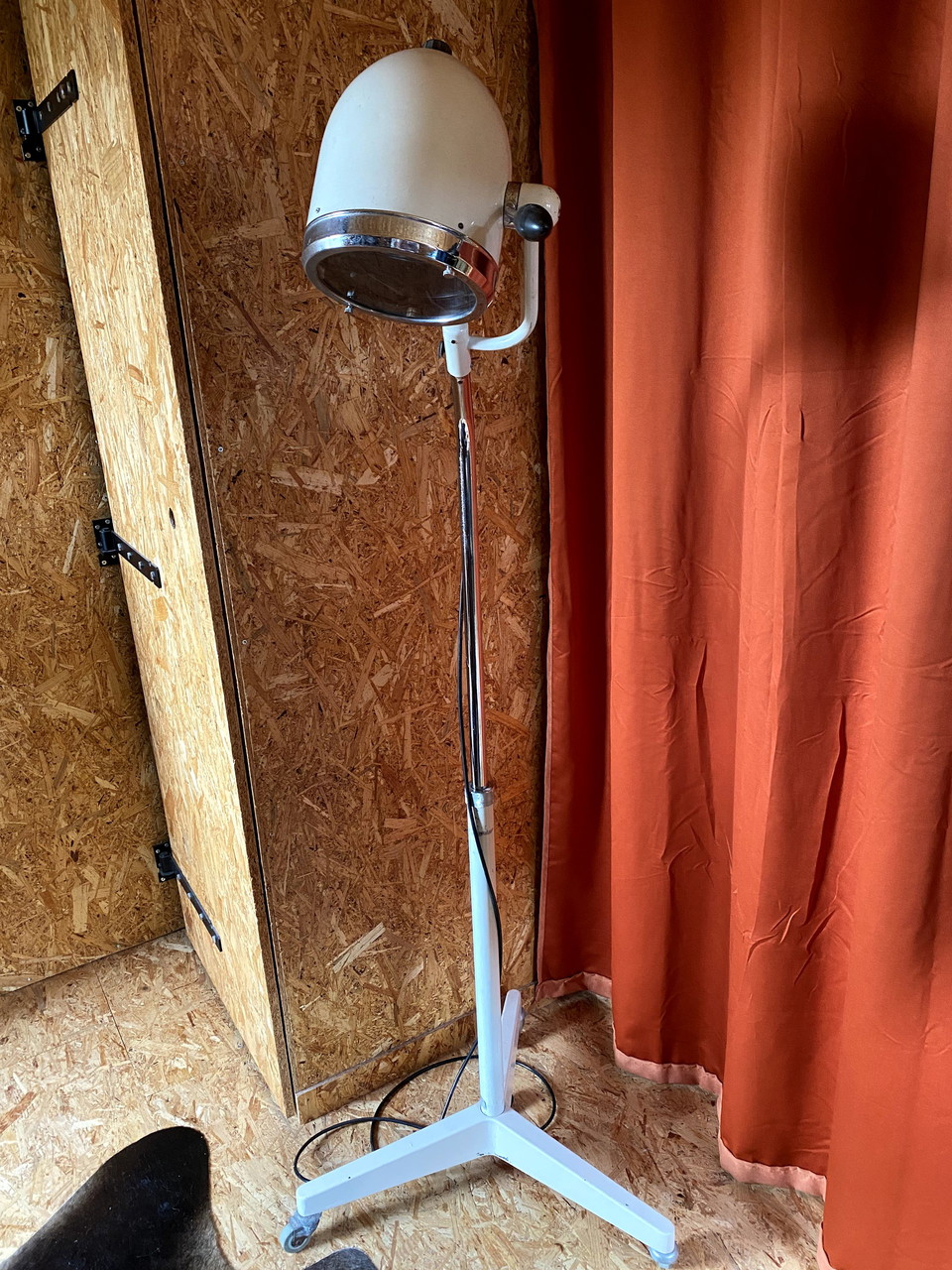 Vintage Industrial Dentist Lamp | €100 | Whoppah