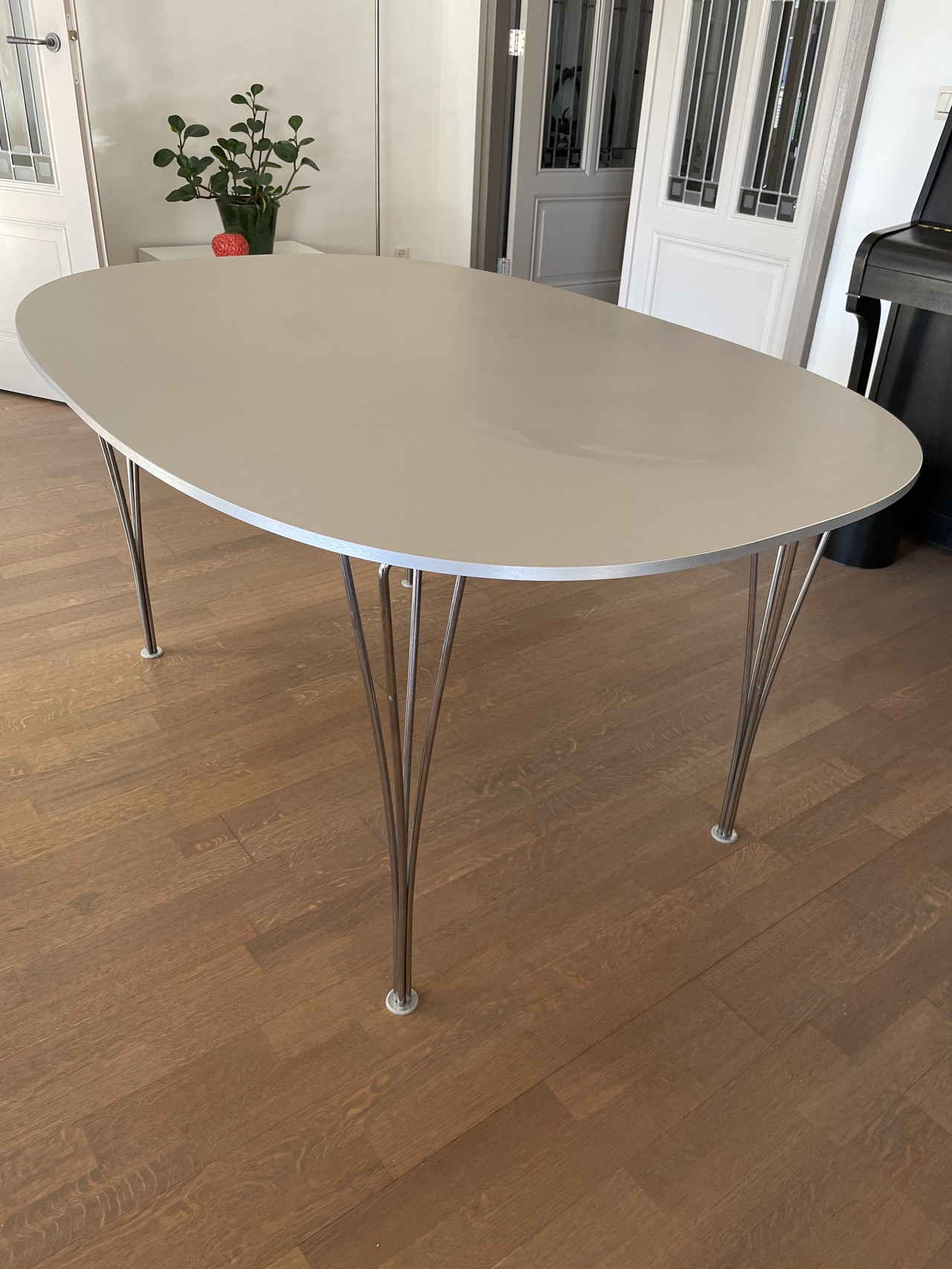 Fritz Hansen dining table | €950 | Whoppah