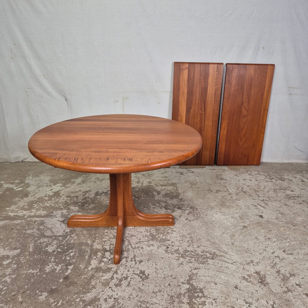 Juul Kristensen Vintage 1960s Danish Extendable Table | €1,599 | Whoppah