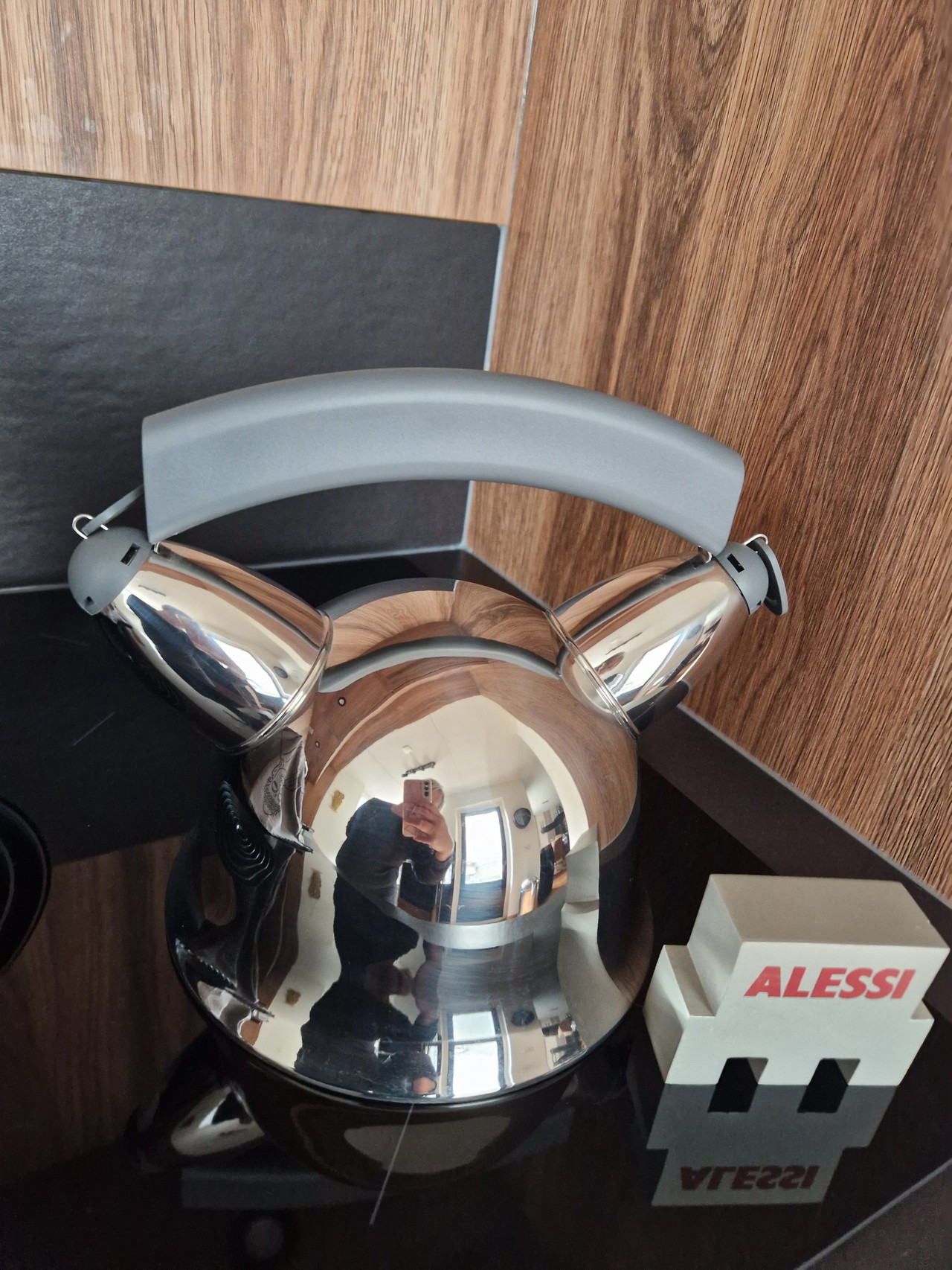 Alessi whistling kettle by Andrea Branzi | €125 | Whoppah