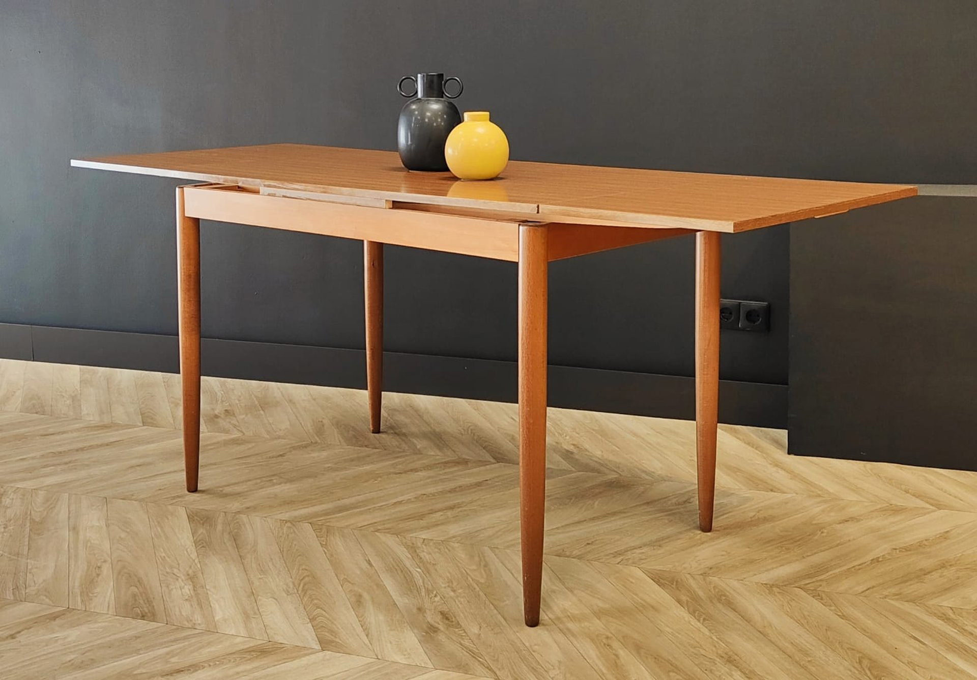 Vintage extendable dining table | 70"s | € 325 | Whoppah