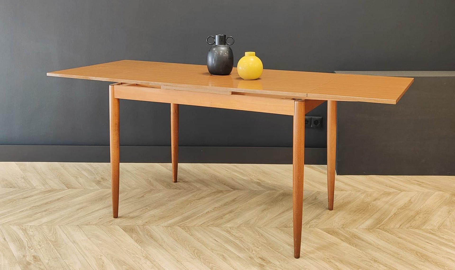 Vintage extendable dining table | 70"s | € 325 | Whoppah
