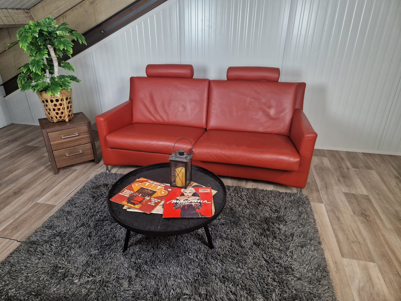 Leolux Paian sofa red | €750 | Whoppah