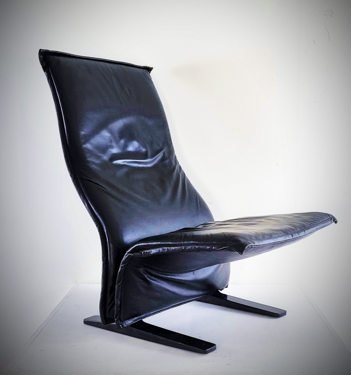 2x Artifort Concorde F784 armchair in black leather version | €1,750 ...