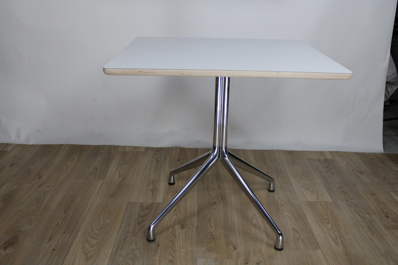 Table Hay Mélaminé blanc de Hee Willing | €950 | Whoppah