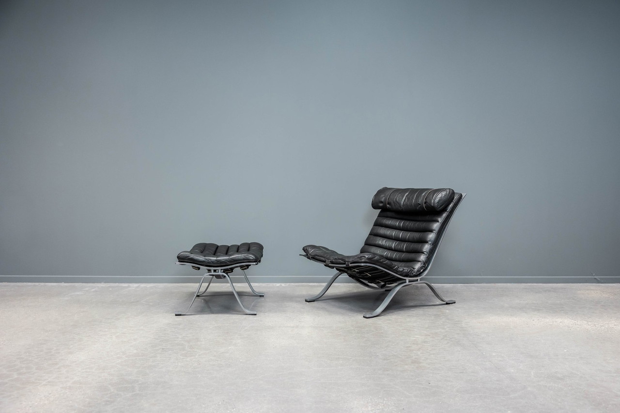 Ari chair+ hocker, 2x | €7,500 | Whoppah