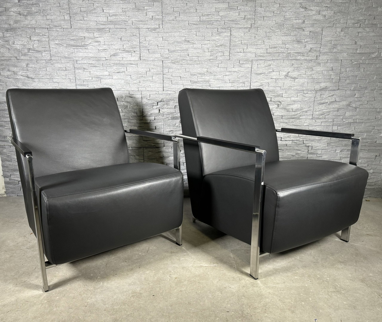 2 x Harvink Alowa. Black leather | €1,495 | Whoppah