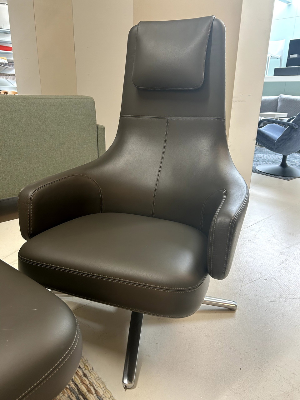 Vitra repos and ottoman feet Leather Premium | €5,970 | Whoppah