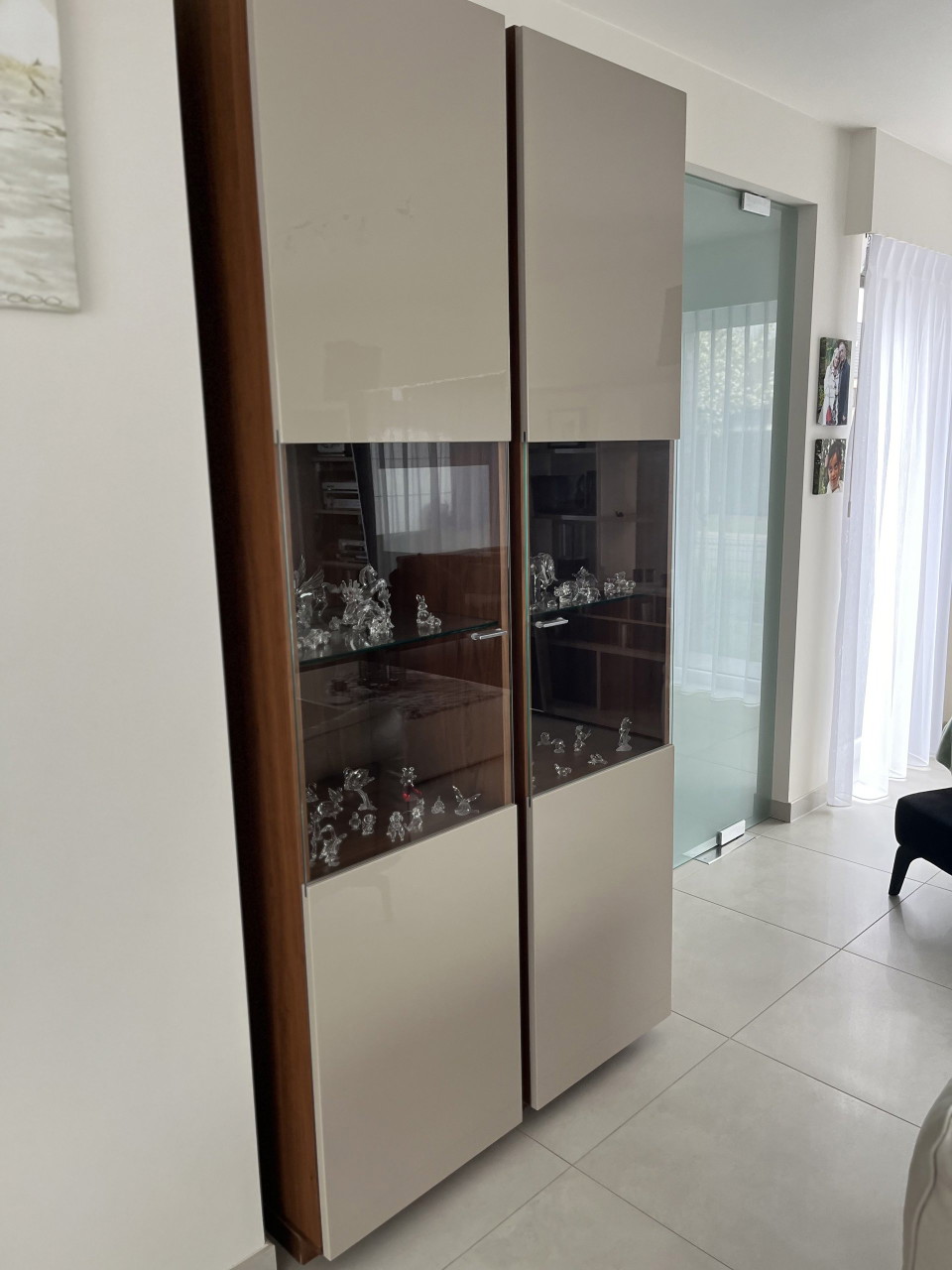 2x Display cases Walnut wood | €600 | Whoppah