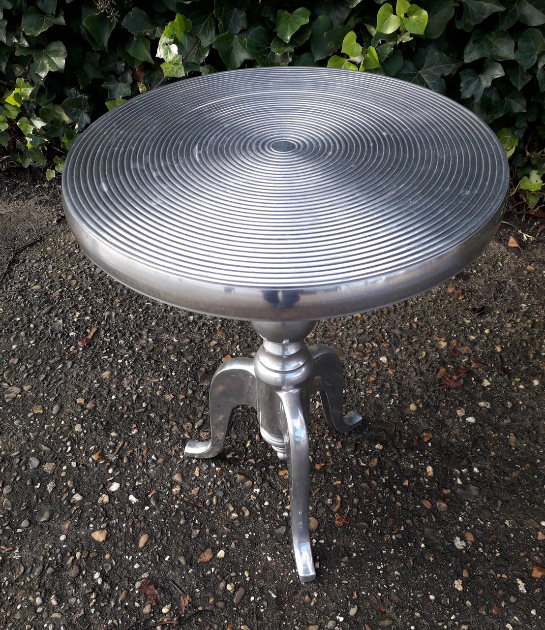 Aluminium coffee table 55 cm high, diameter 40 cm | €99.95 | Whoppah