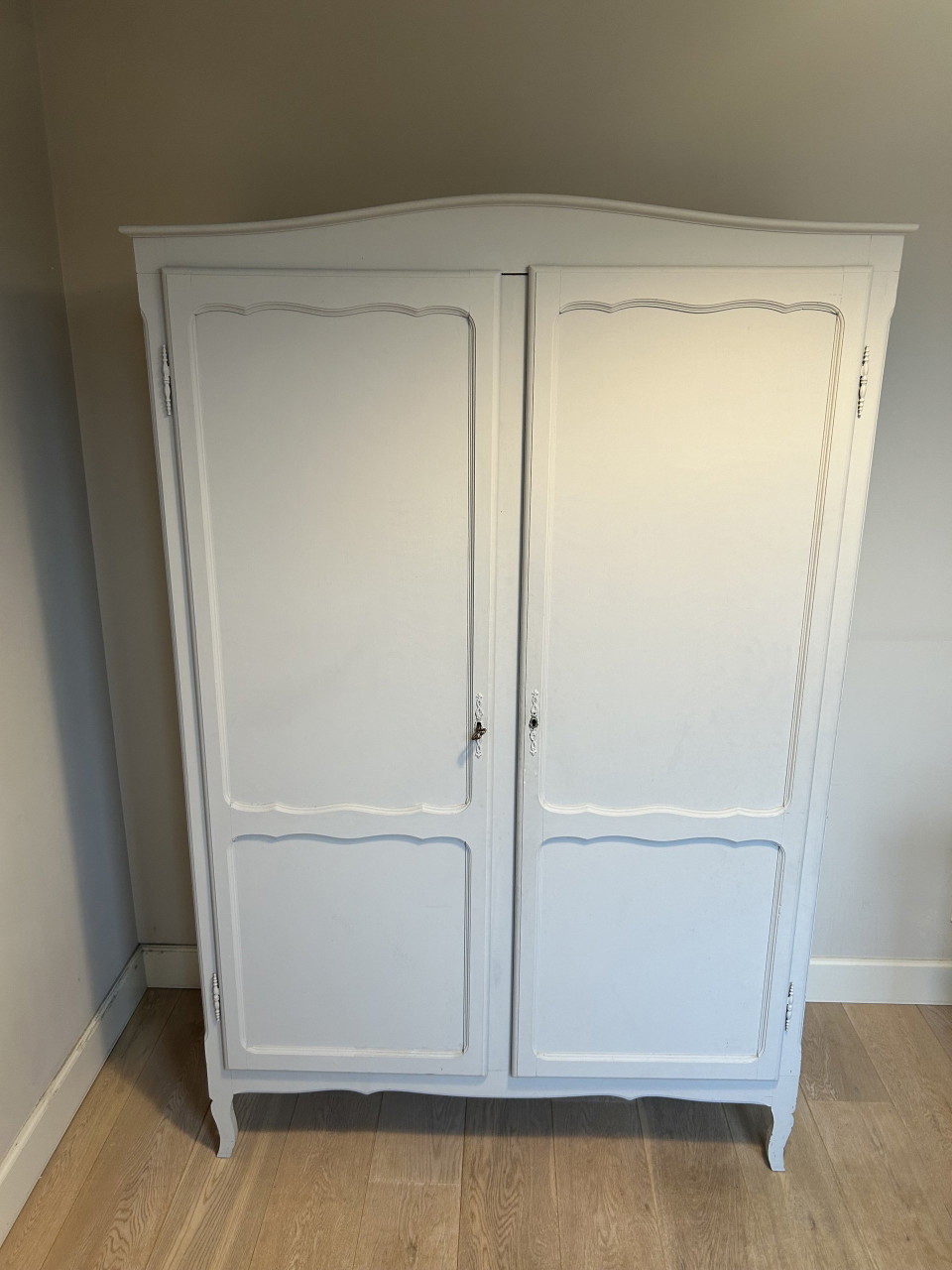 Vintage Wardrobe Taupe | €450 | Whoppah