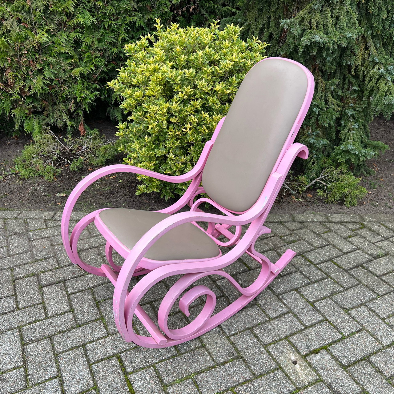 Design rocking chair pink | €195 | Whoppah