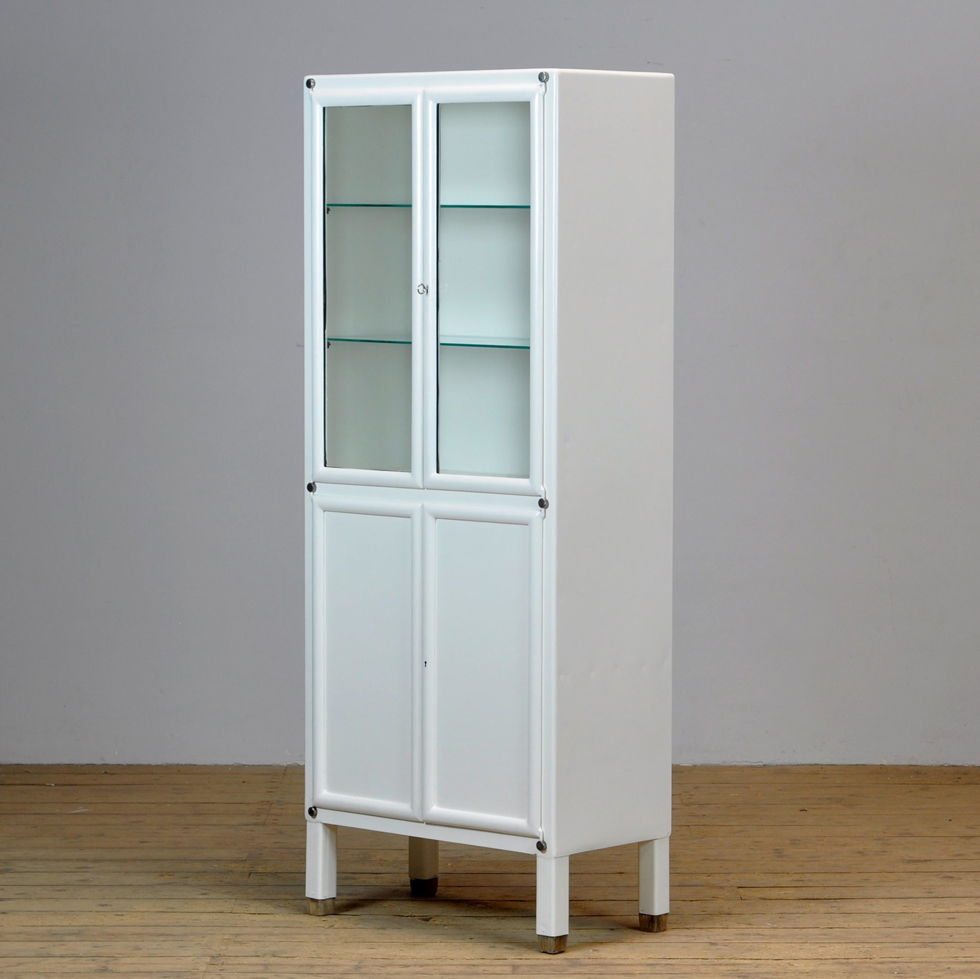 Iron medical display case from Kovona, 1950s | €800 | Whoppah