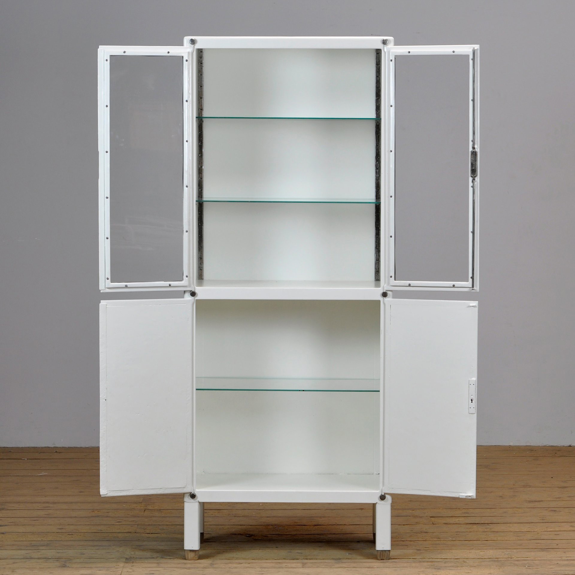Iron medical display case from Kovona, 1950s | €800 | Whoppah