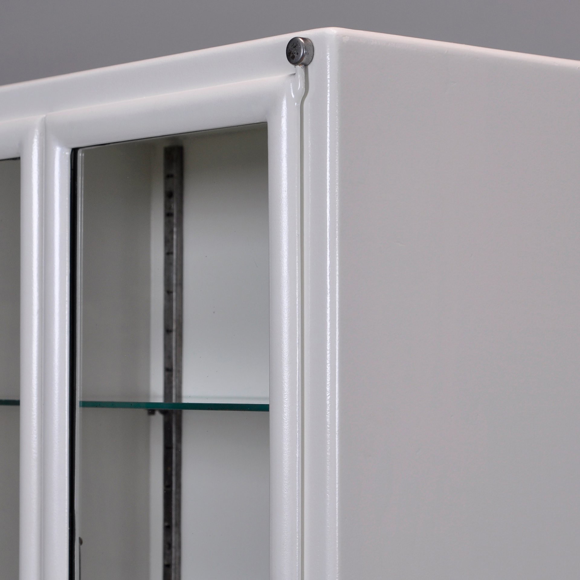 Iron medical display case from Kovona, 1950s | €800 | Whoppah