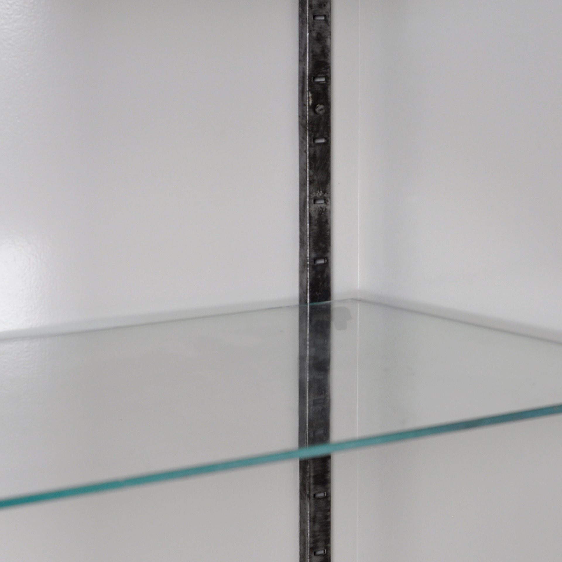 Iron medical display case from Kovona, 1950s | €800 | Whoppah