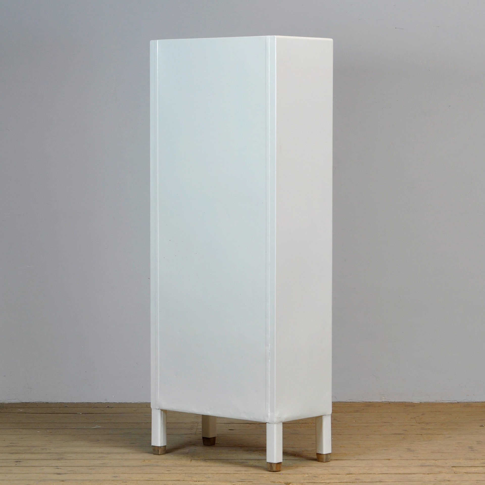 Iron medical display case from Kovona, 1950s | €800 | Whoppah