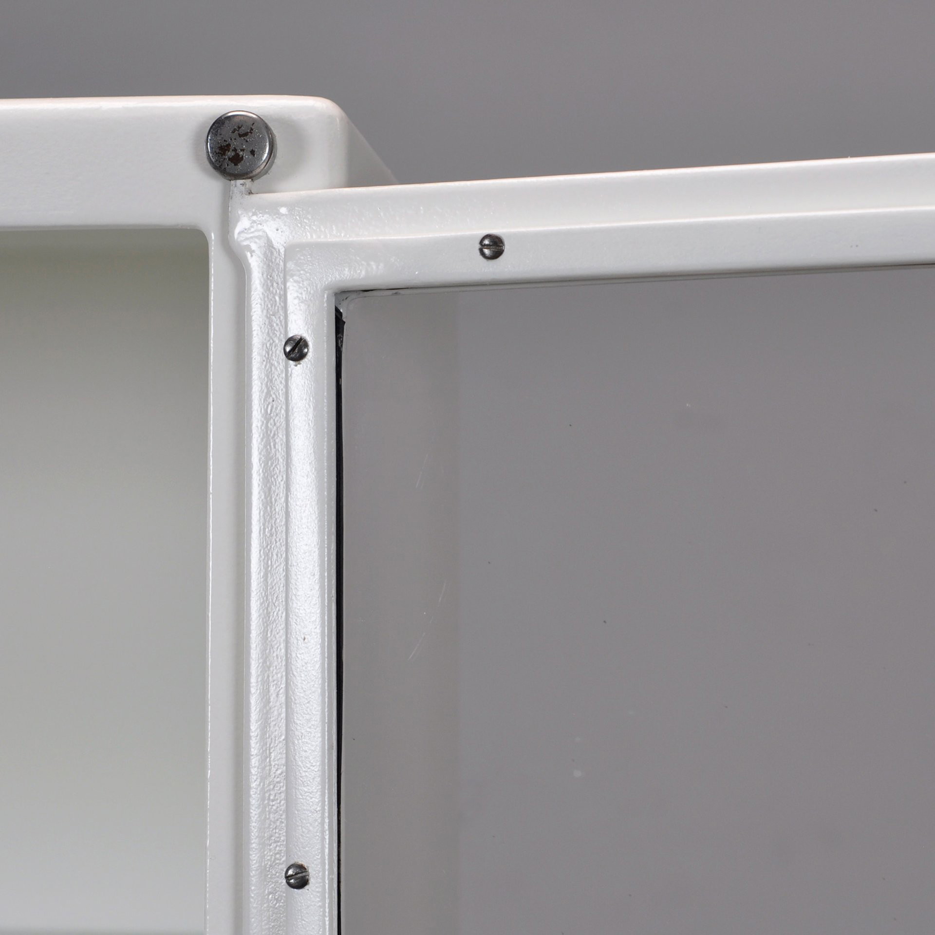 Iron medical display case from Kovona, 1950s | €800 | Whoppah