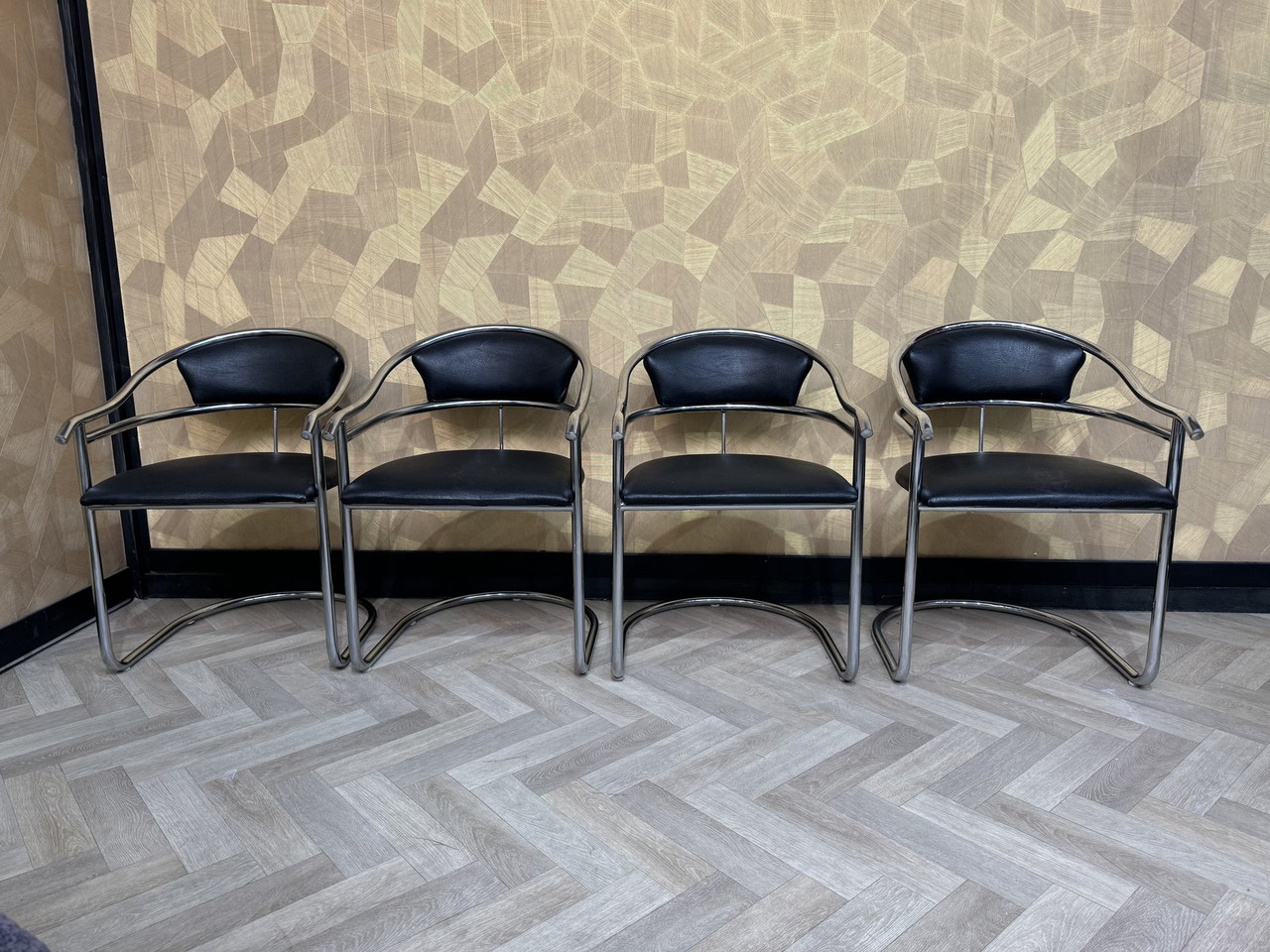 6X Arrben Sled Chairs Black Leather 1980s | €1,200 | Whoppah