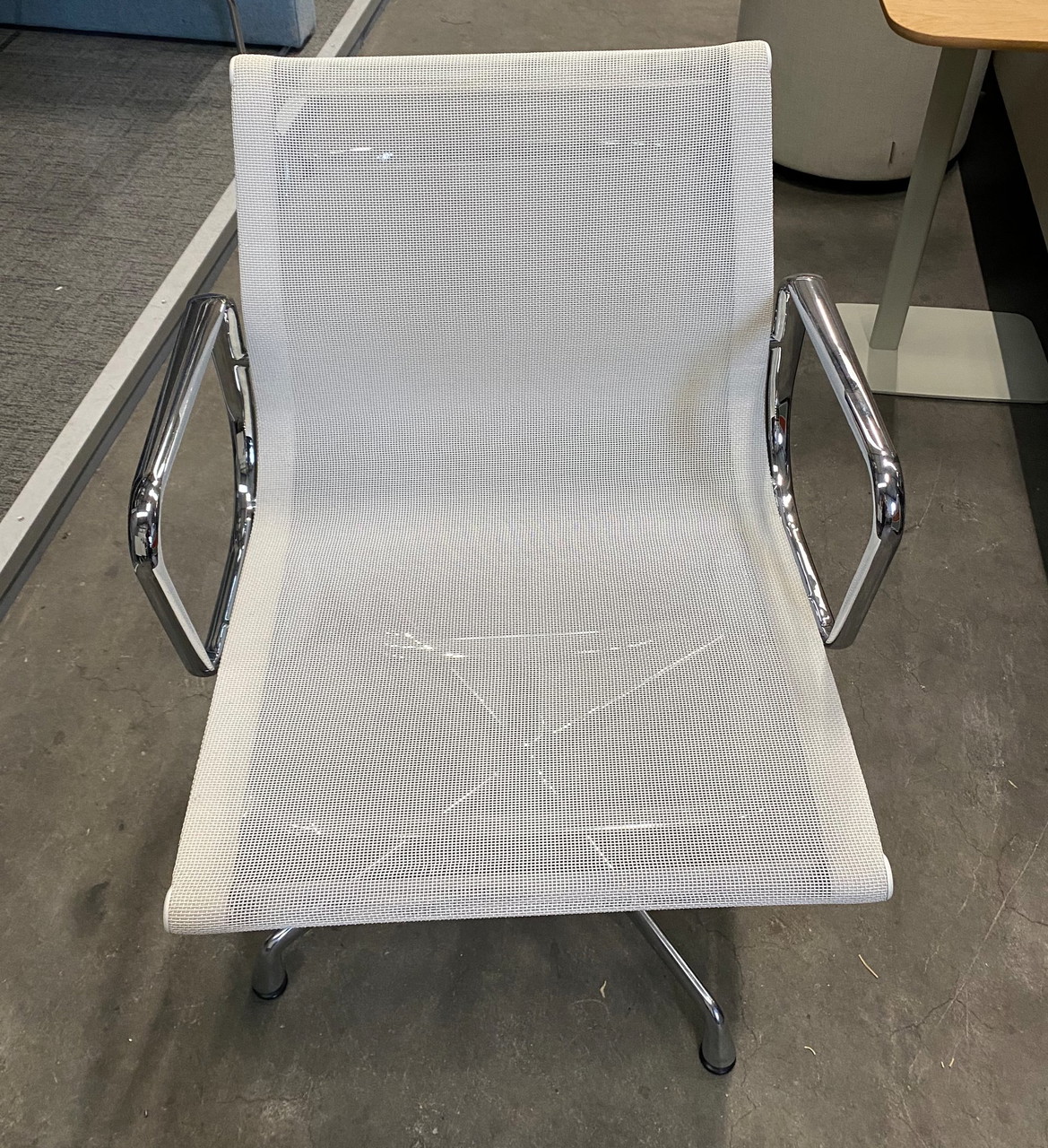 Vitra conference chair netweave | €5,000 | Whoppah