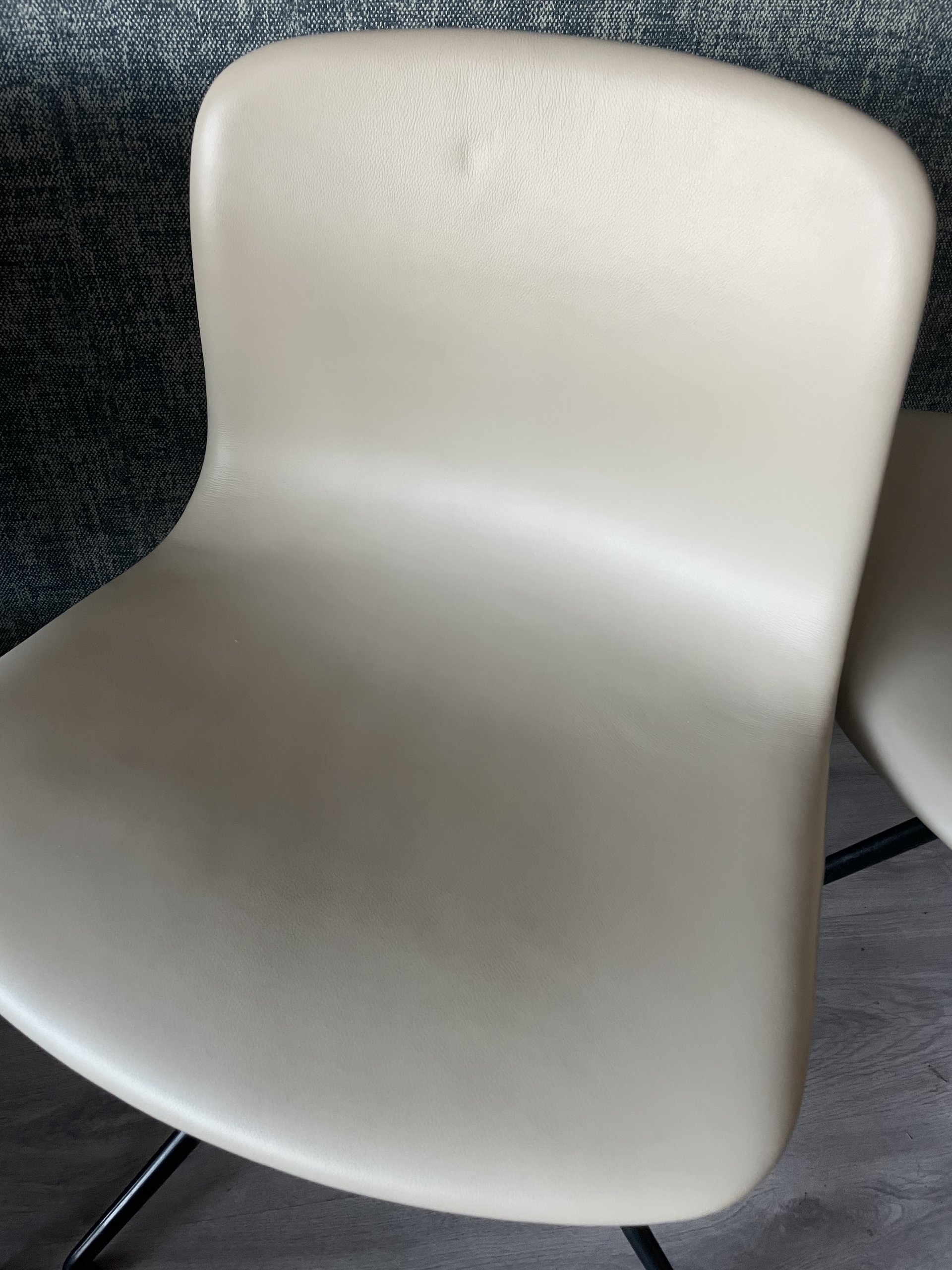 4x HAY AAC11 leather chairs designed by Hee Welling | €850 | Whoppah