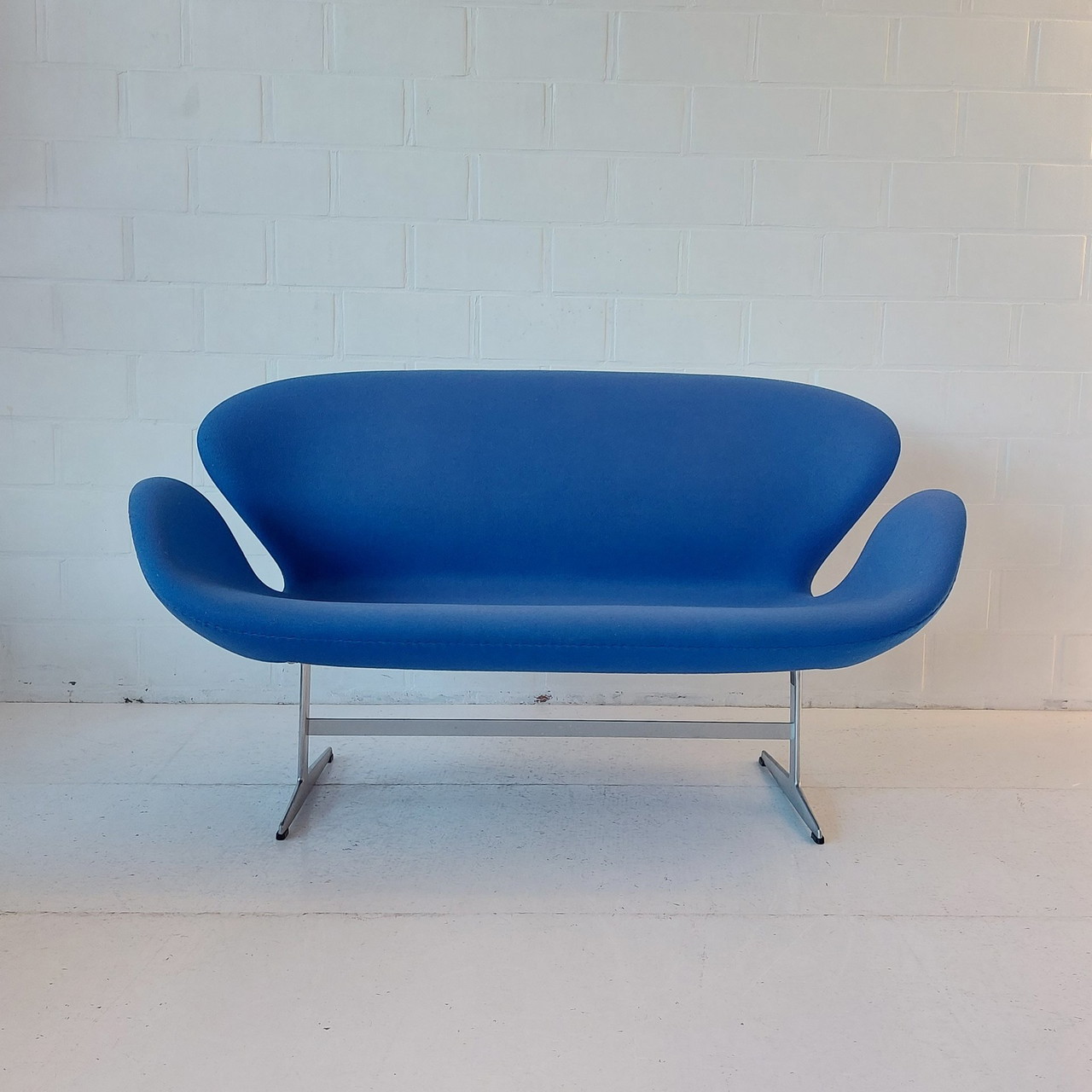 Arne jacobsen swan sofa canape fritz hansen dark blue | €4,400 | Whoppah