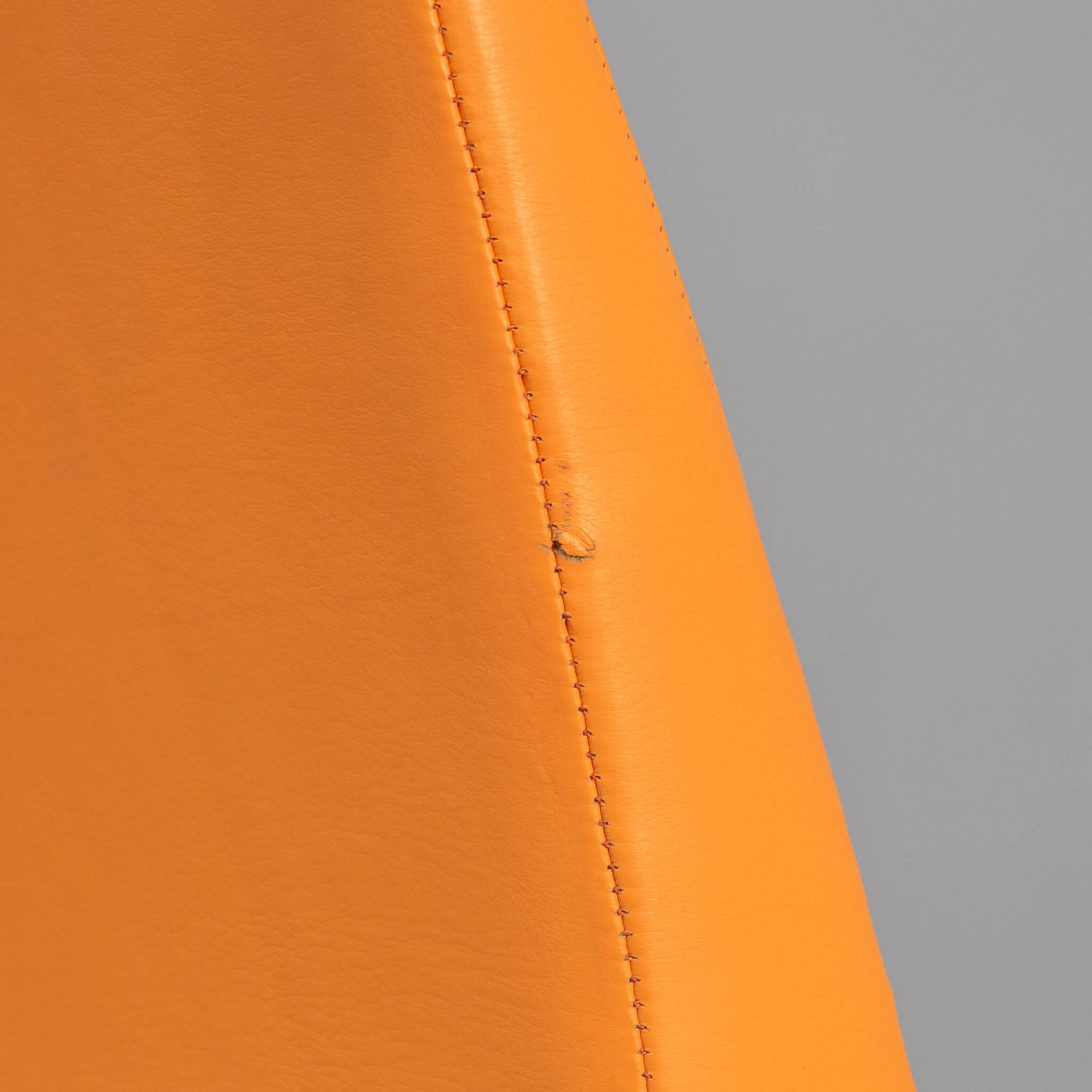 Poltrona Frau by Ricardo Antonio Ravello fauteuil | € 580 | Whoppah