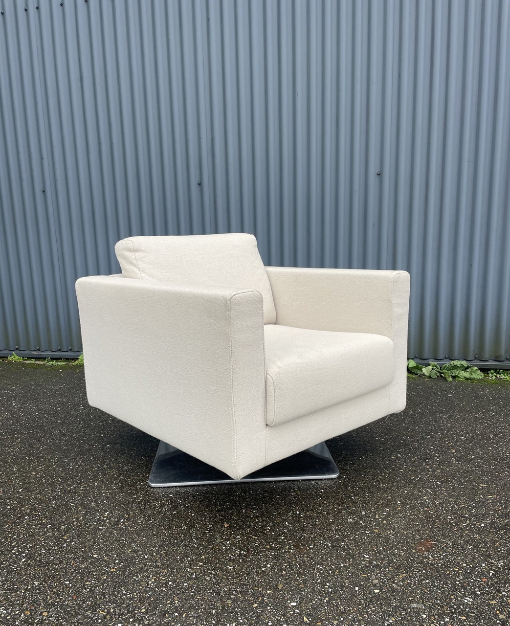 Vitra Park swivel armchair by Jasper Morrison | €859 | Whoppah