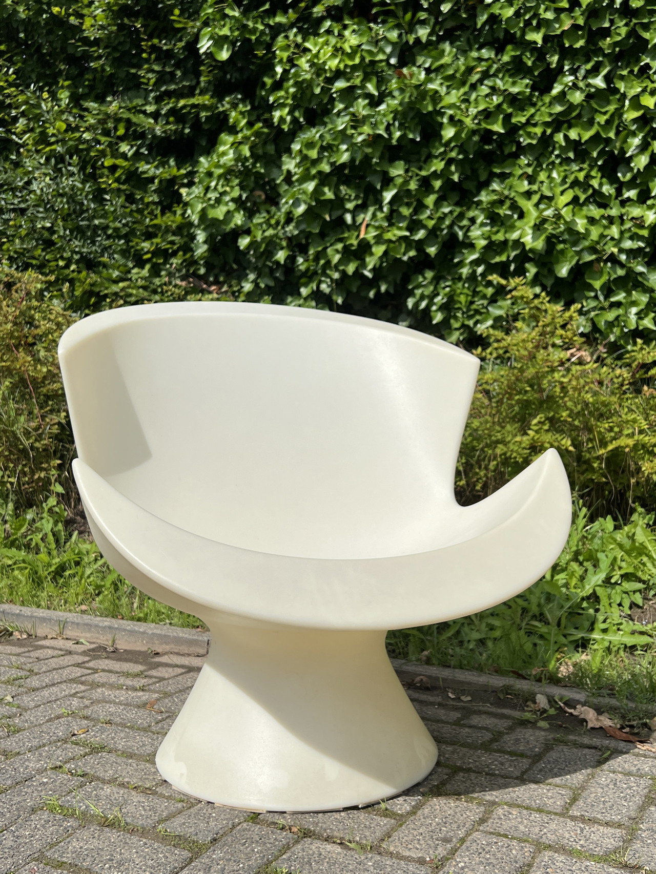 Kite chair by Karim Rashid | €275 | Whoppah