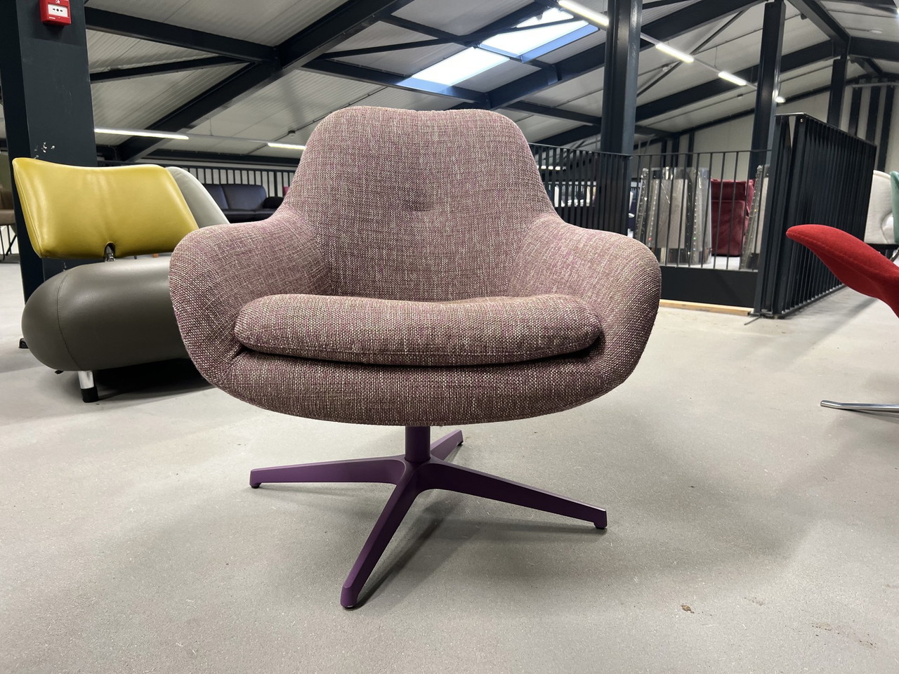 Pode spot Rotate armchair pink fabric | €559.20 | Whoppah
