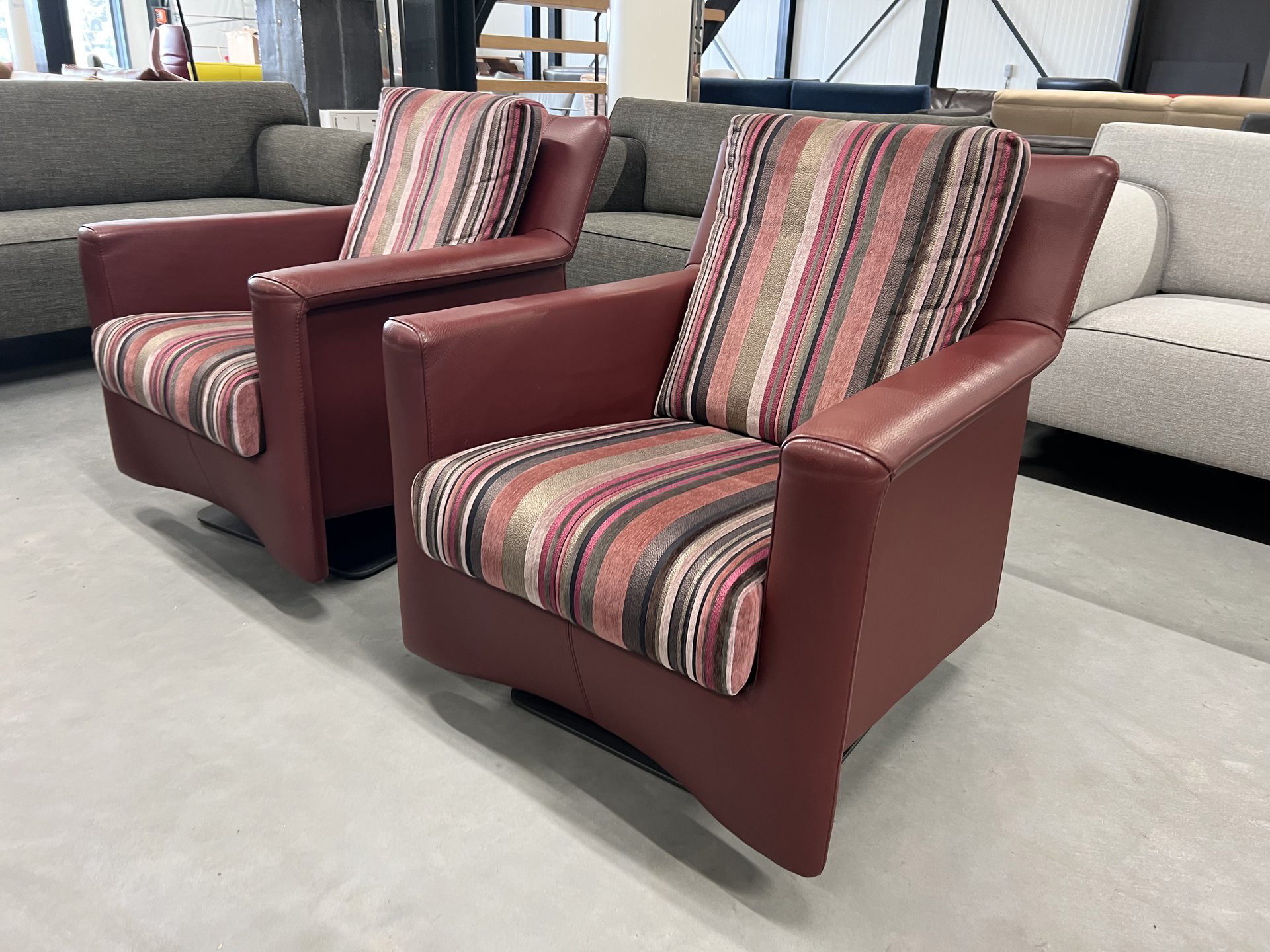 2 Leolux Paian swivel armchairs in red leather | €600 | Whoppah