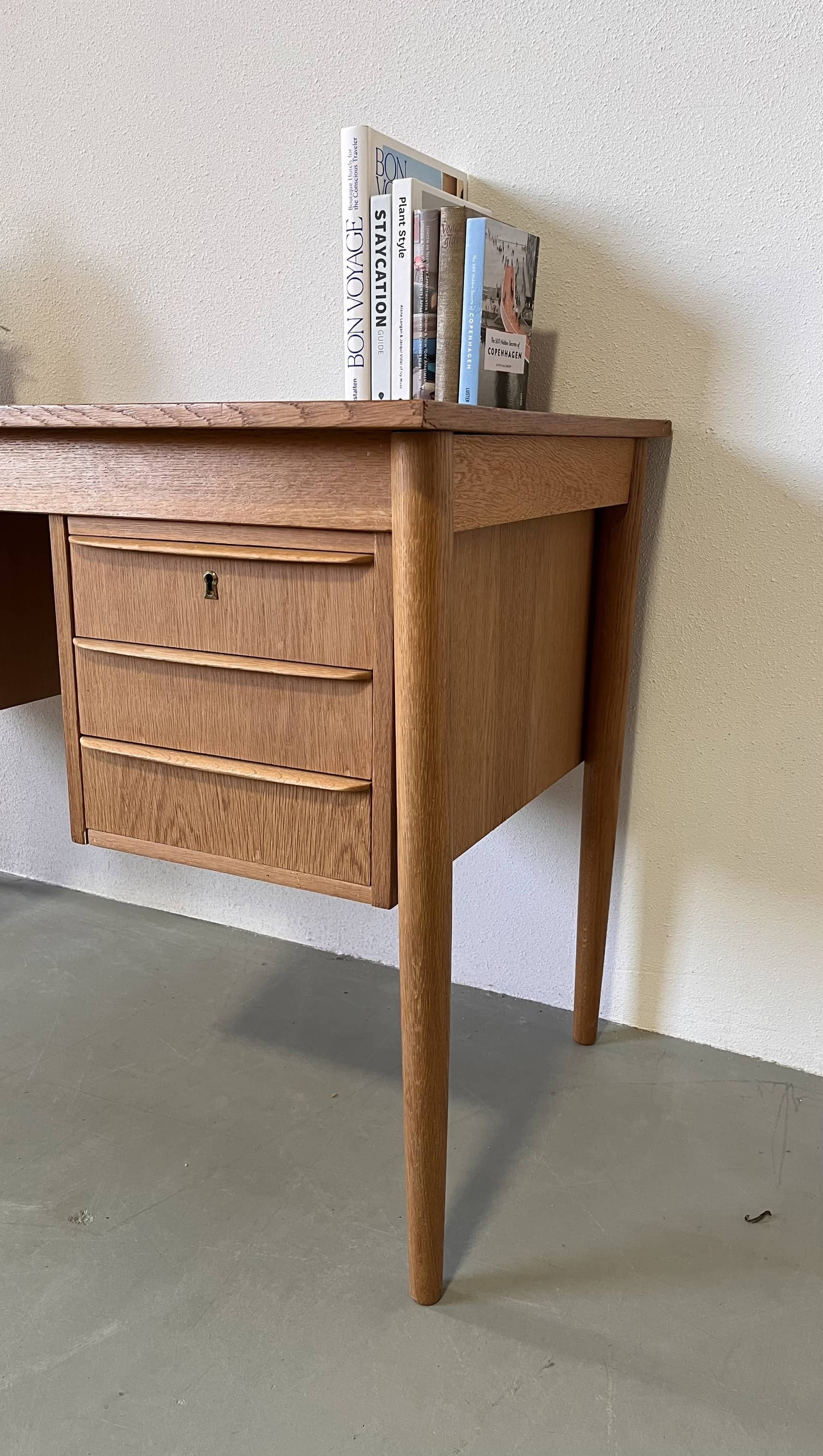 Vintage Danish oak desk | €679 | Whoppah