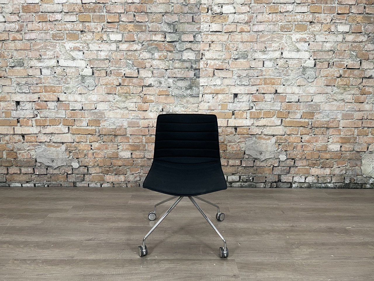 Arper Catifa 46 Trestle | €360 | Whoppah