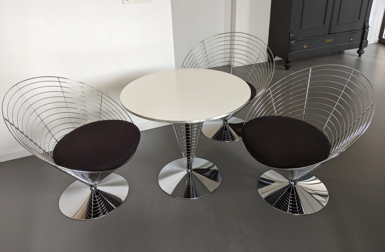Fritz Hansen Vernon Paton wire cone dining set | €2,750 | Whoppah