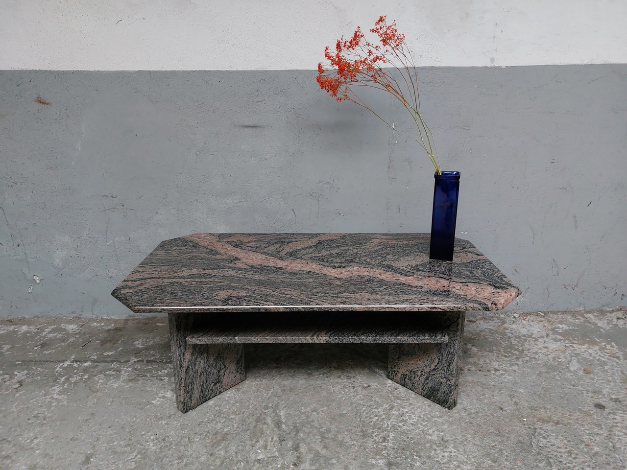 Table basse vintage en granit | €370 | Whoppah