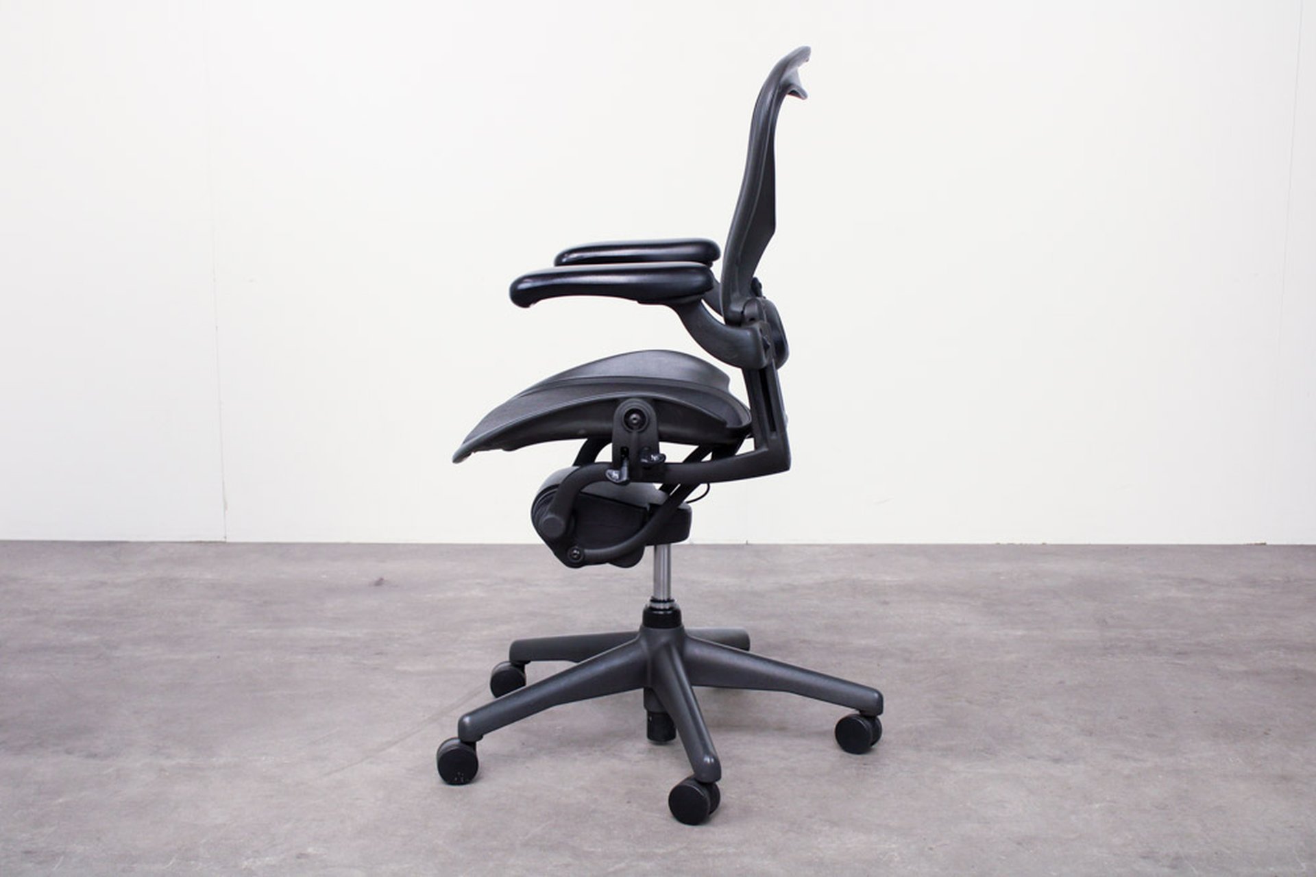 Herman Miller Aeron Graphite office chair | €914 | Whoppah