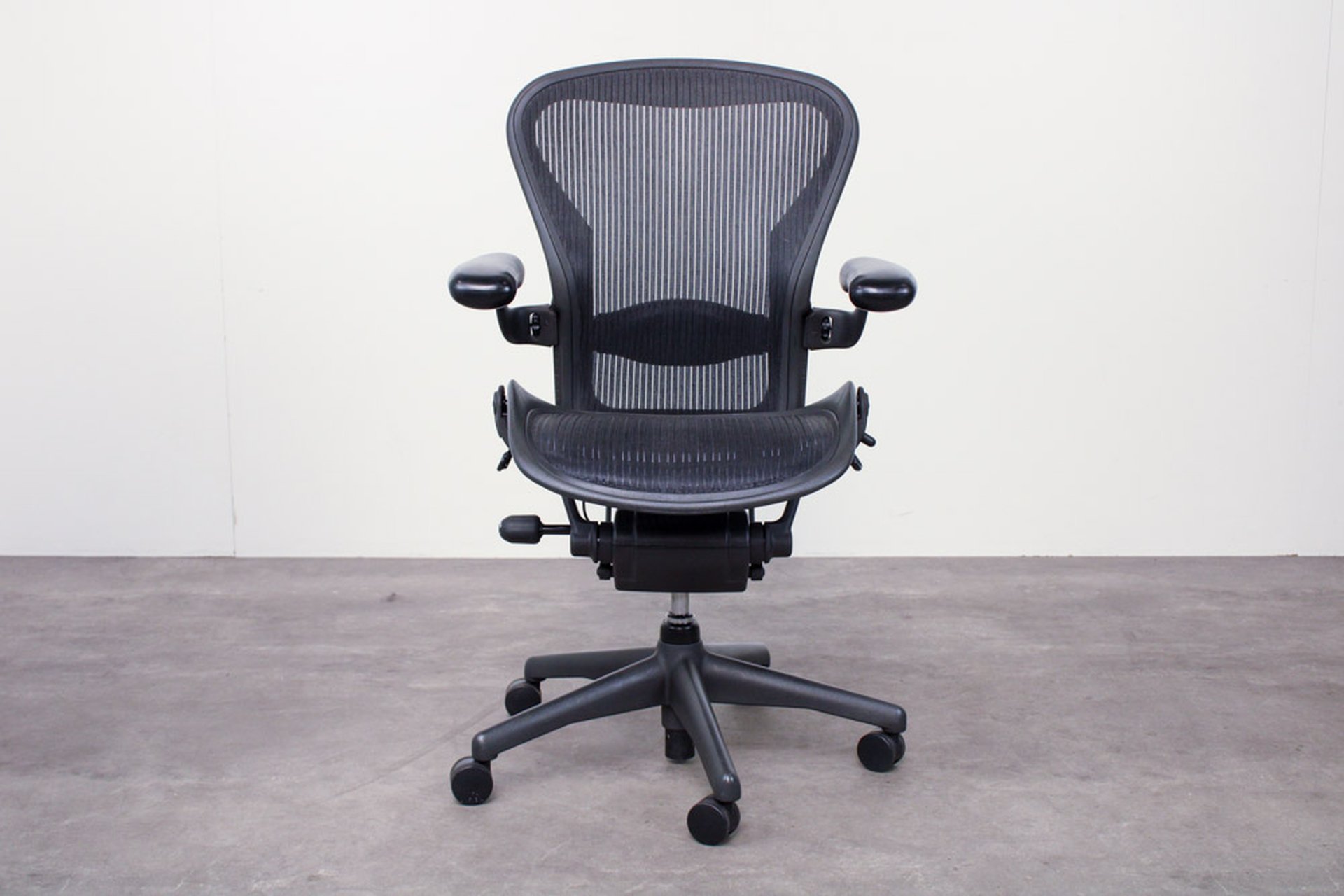 Herman Miller Aeron Graphite office chair | €914 | Whoppah
