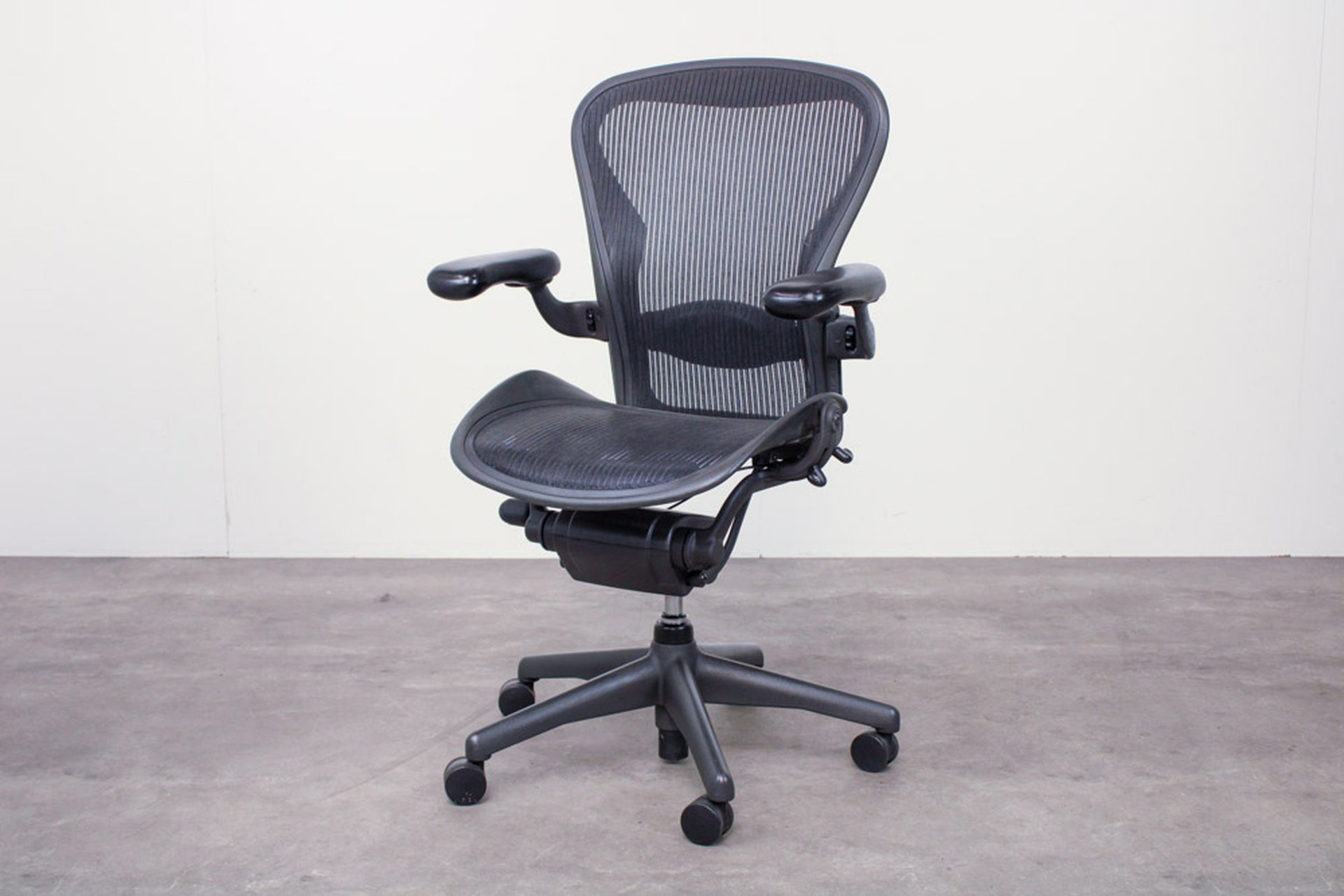Herman Miller Aeron Graphite office chair | €914 | Whoppah