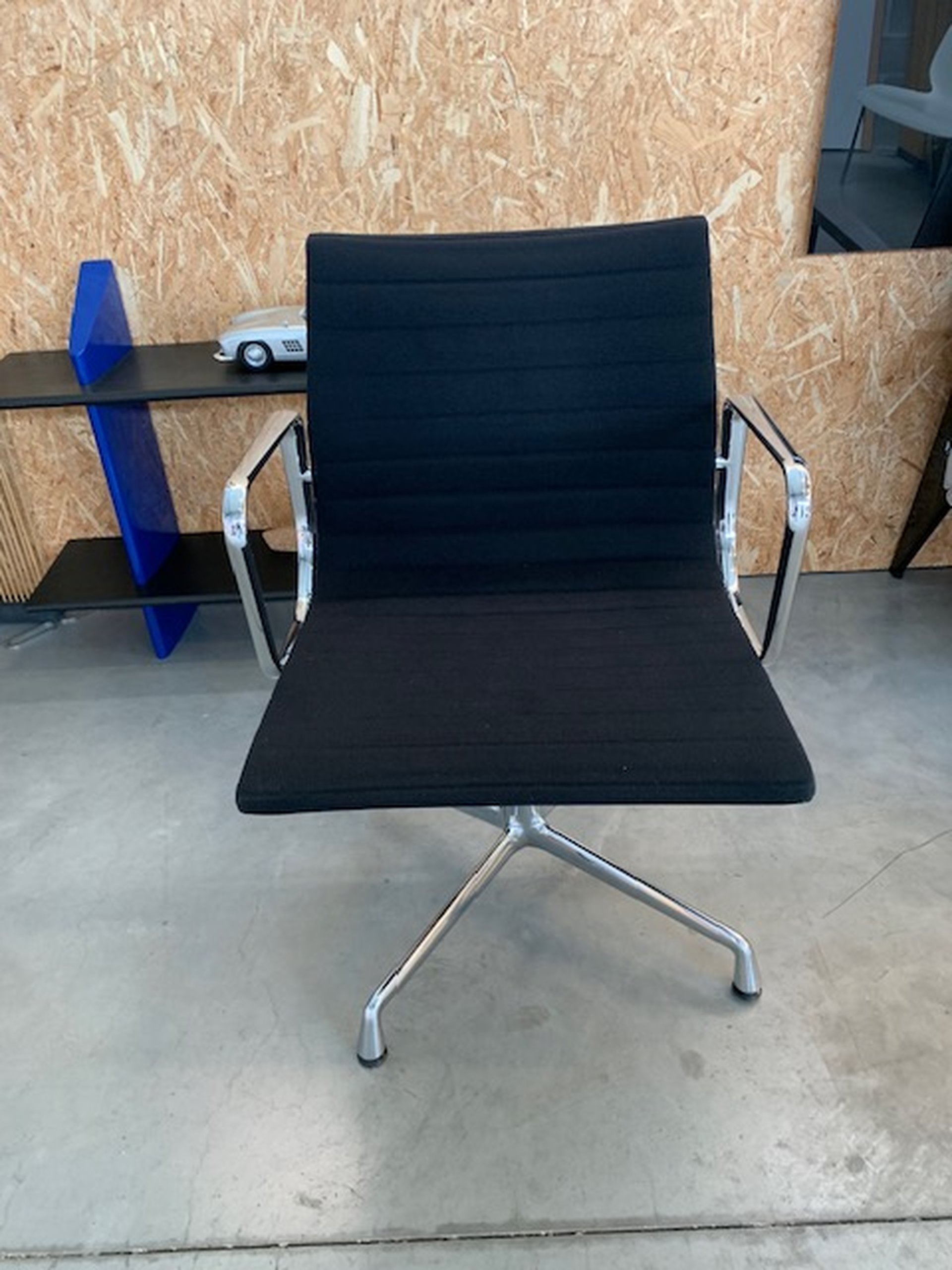 Vitra Eames EA108 hopsak chair | € 945 | Whoppah