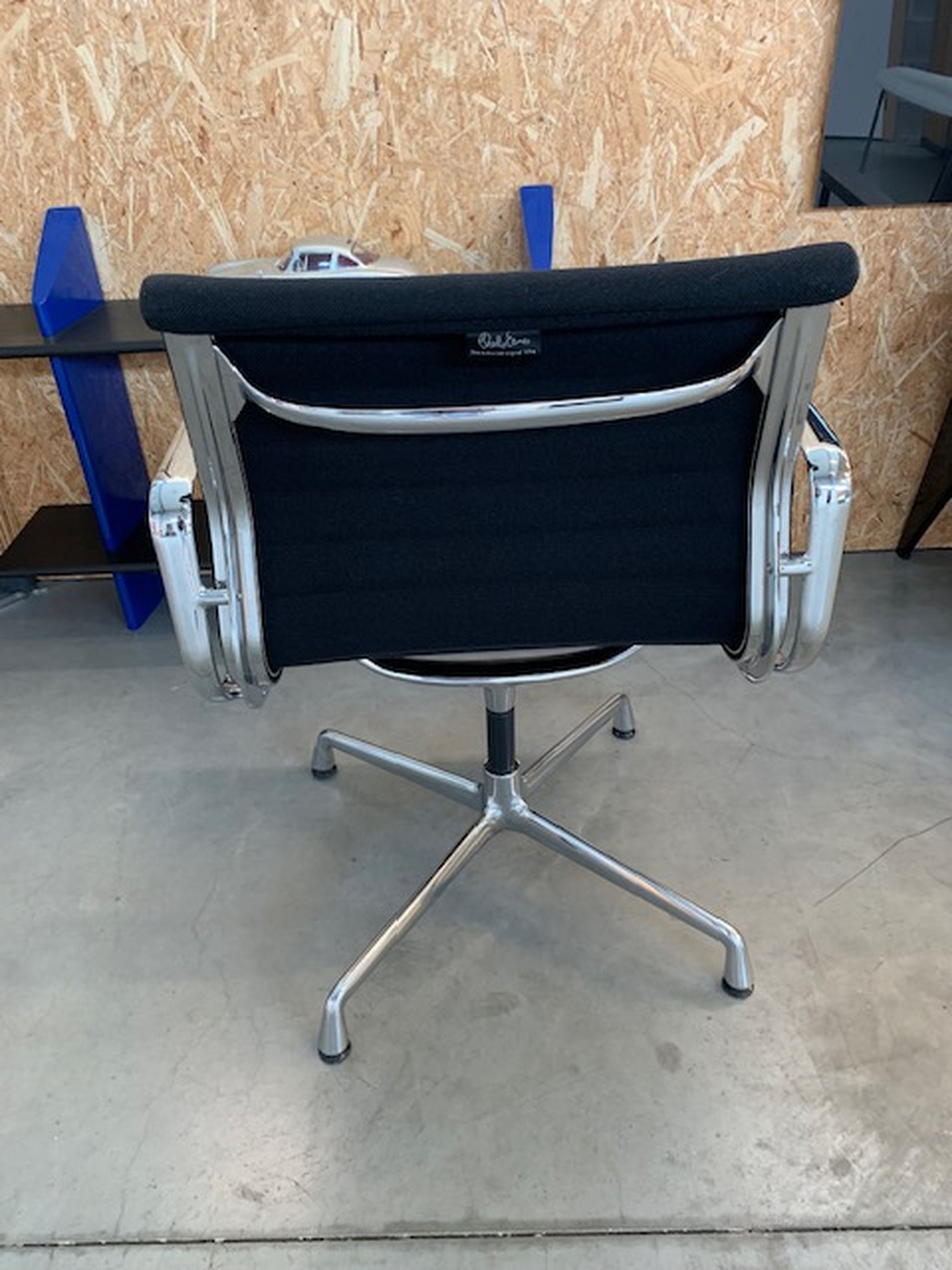 Vitra Eames EA108 hopsak chair | € 945 | Whoppah